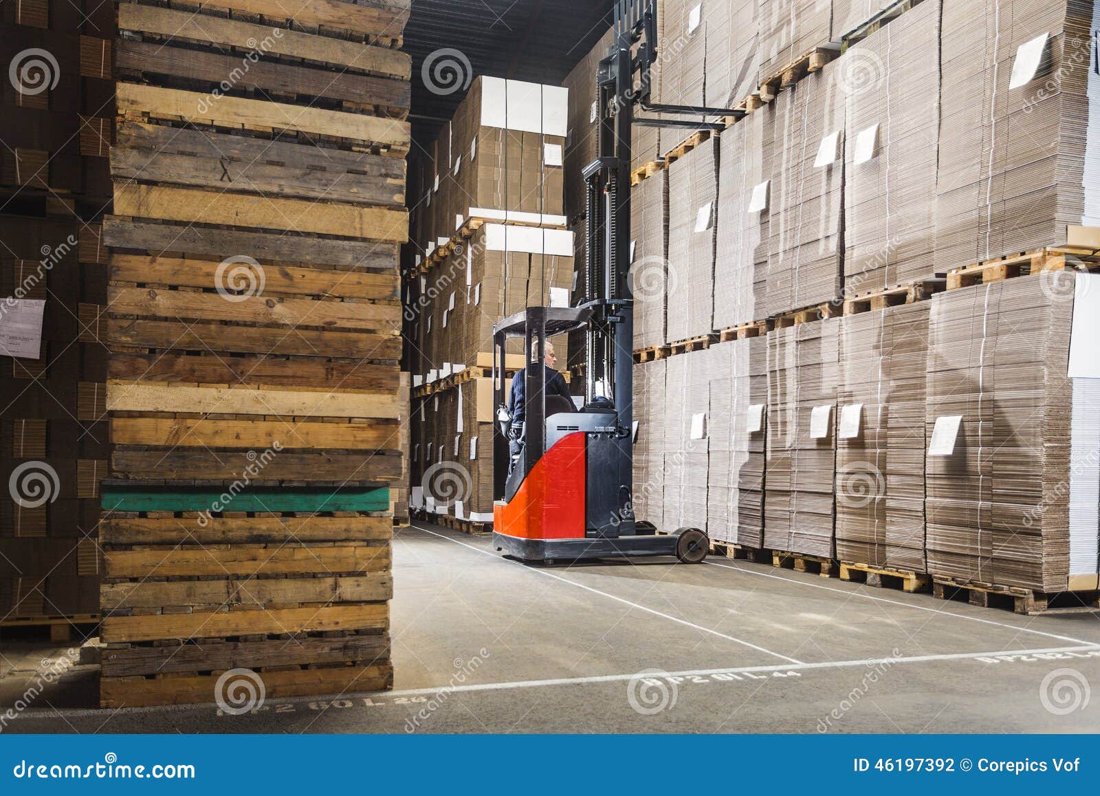 Gabelstapler, Der Eine Palette Anhebt Stockfoto - Bild von mann, alter ...