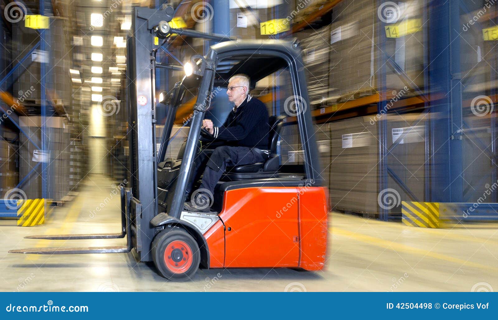 Gabelstapler im Lager stockfoto. Bild von ladung, mann - 42504498
