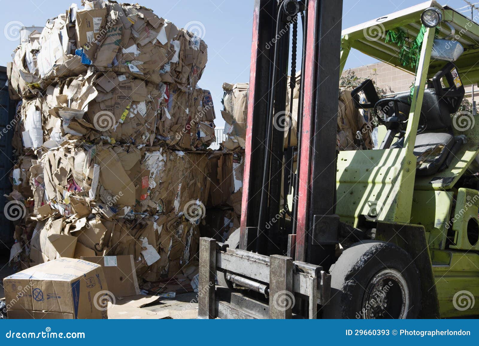 Gabelstapler Und Stapel Pappschachteln Stockbild - Bild von ...