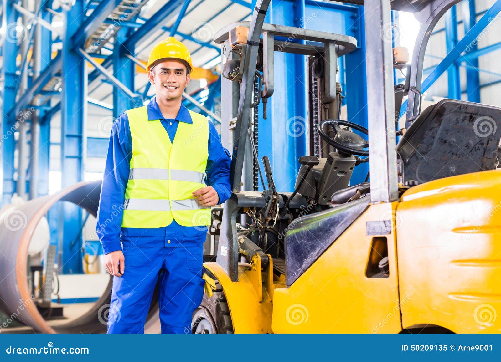 Gabelstaplerfahrer, Der in Der Produktionsanlage Steht Stockbild - Bild ...