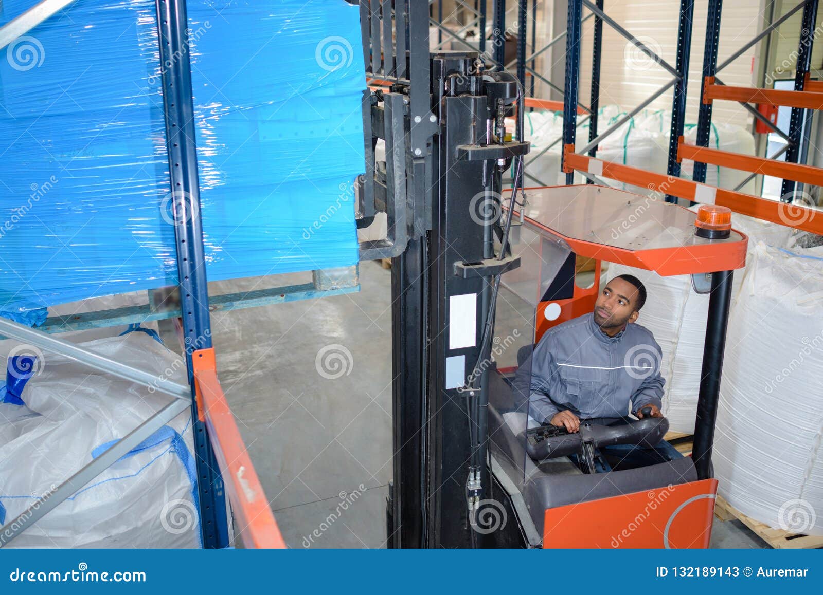 Gabelstaplerfahrer, Der Palettenhoch Im Racking Stapelt Stockbild ...