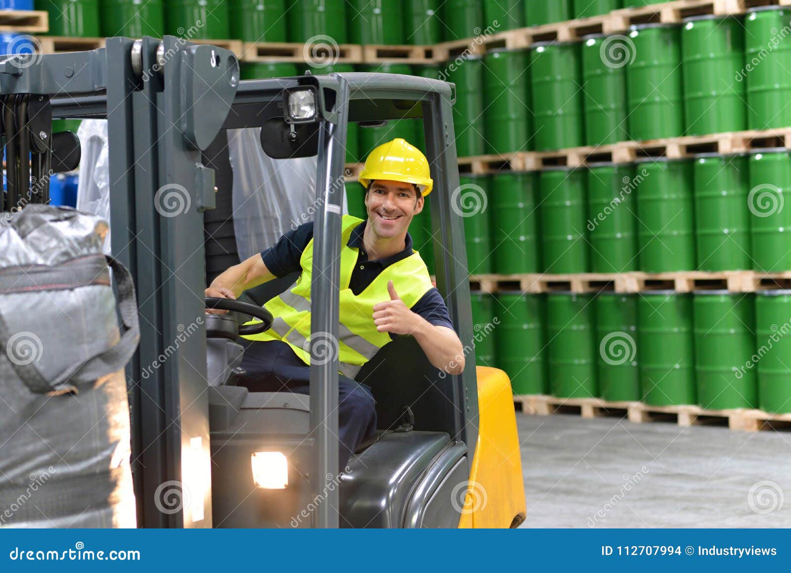 Gabelstaplerfahrer in Einer Logistikhalle Eines Chemischen Lagers ...