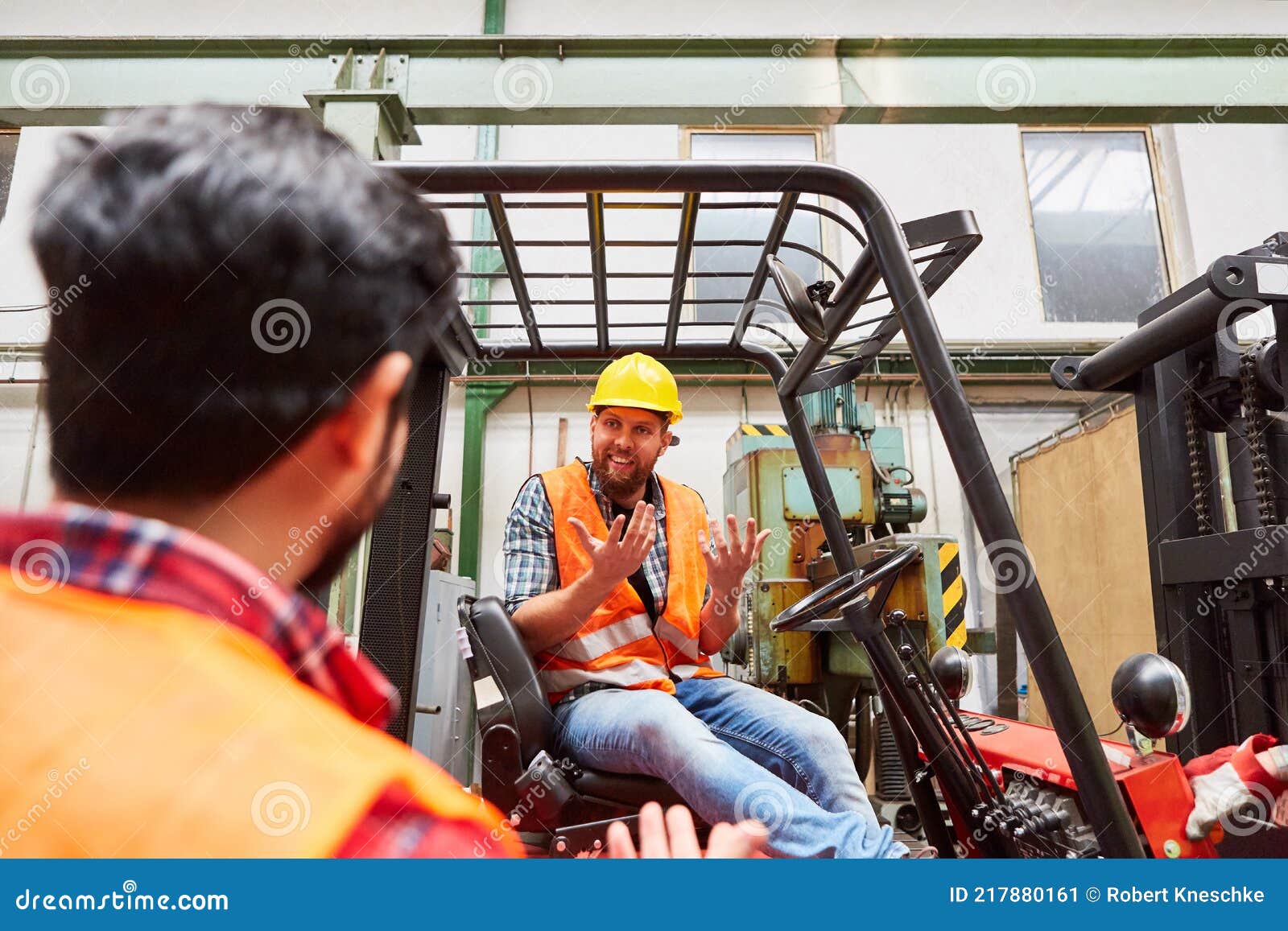 Gabelstaplerfahrer am Gabelstapler Und Lagerarbeiter Stockbild - Bild ...