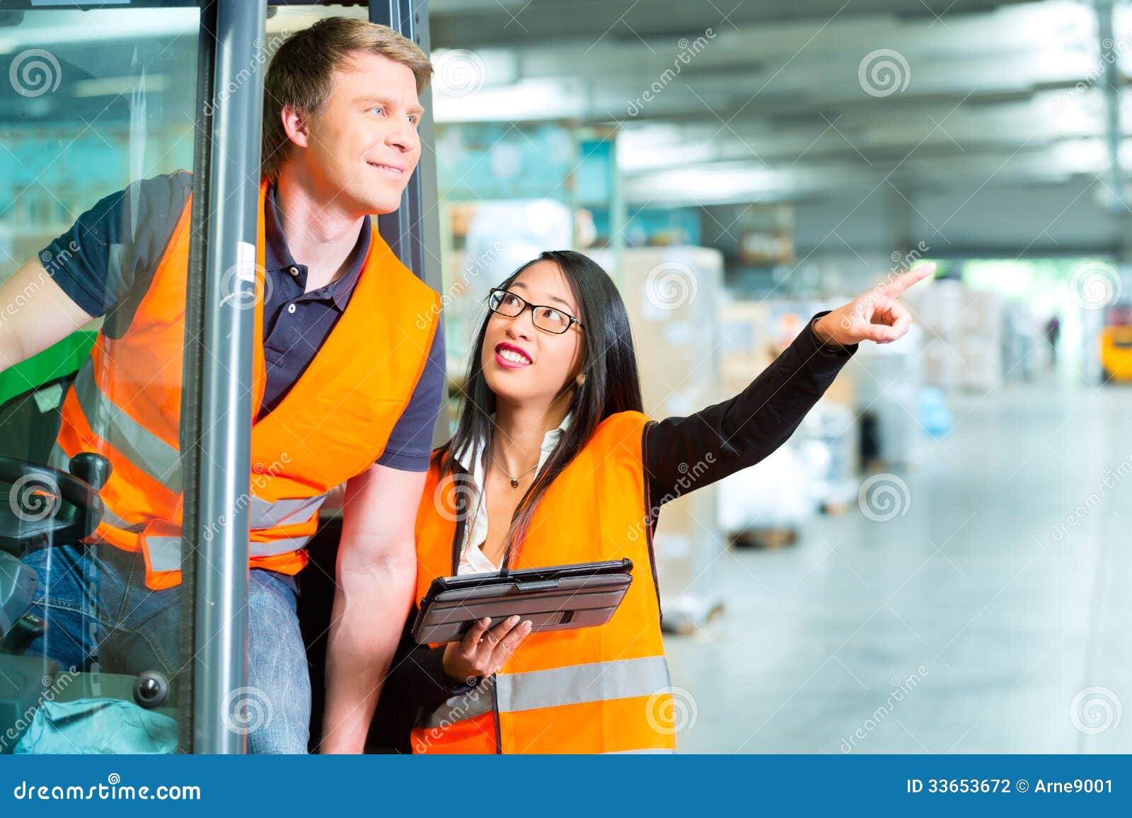 Gabelstaplerfahrer Und -aufsichtskraft am Lager Stockfoto - Bild von ...