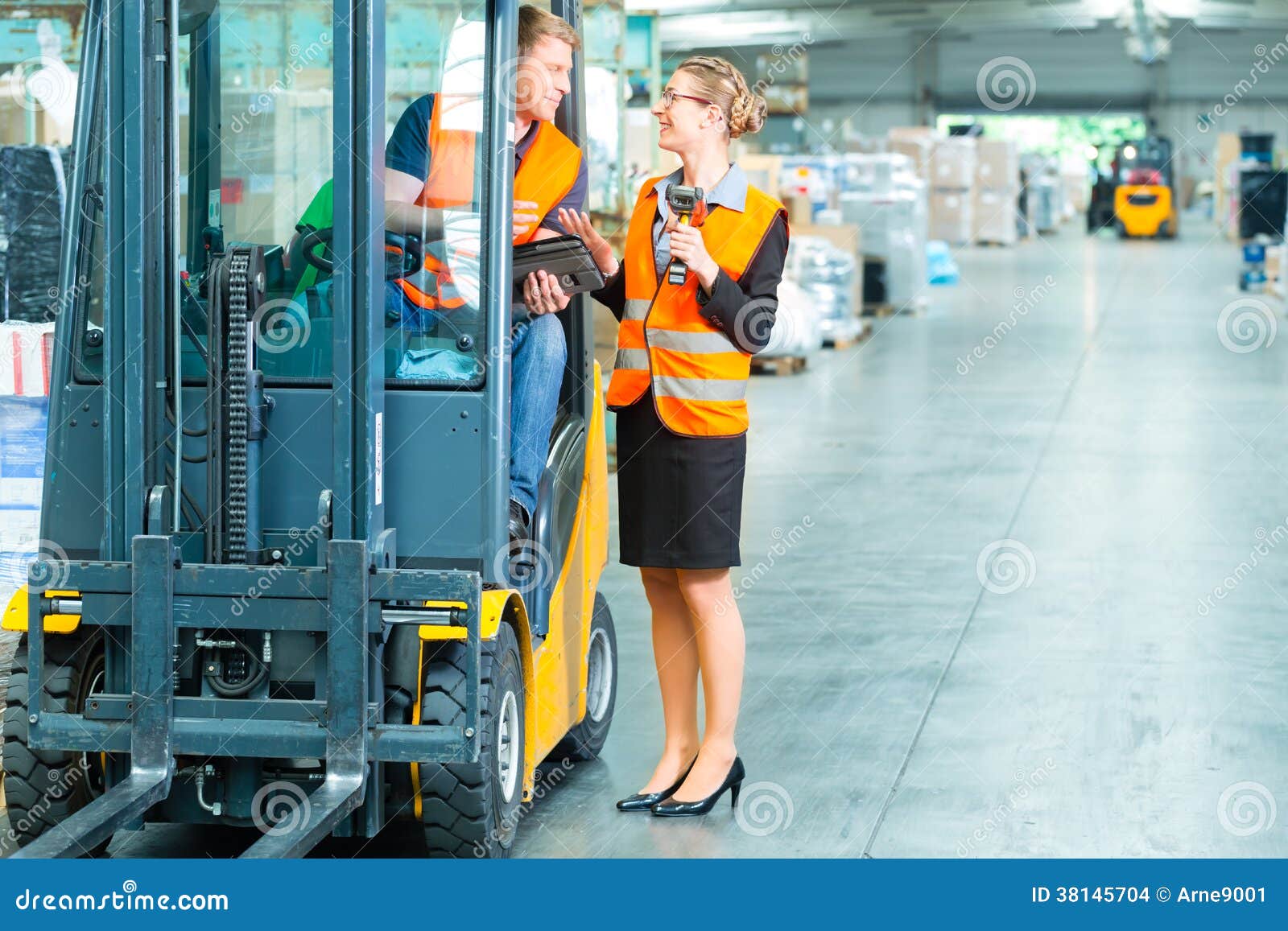 Gabelstaplerfahrer Und -aufsichtskraft am Lager Stockfoto - Bild von ...