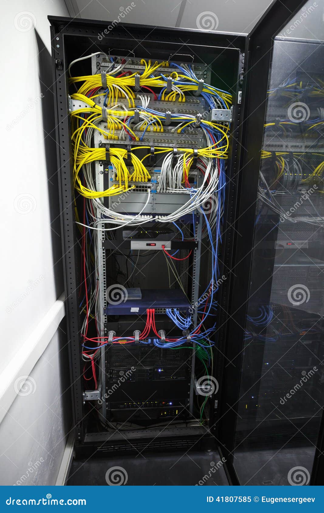 Gabinete Negro Moderno Del Servidor Imagen de archivo - Imagen de ...