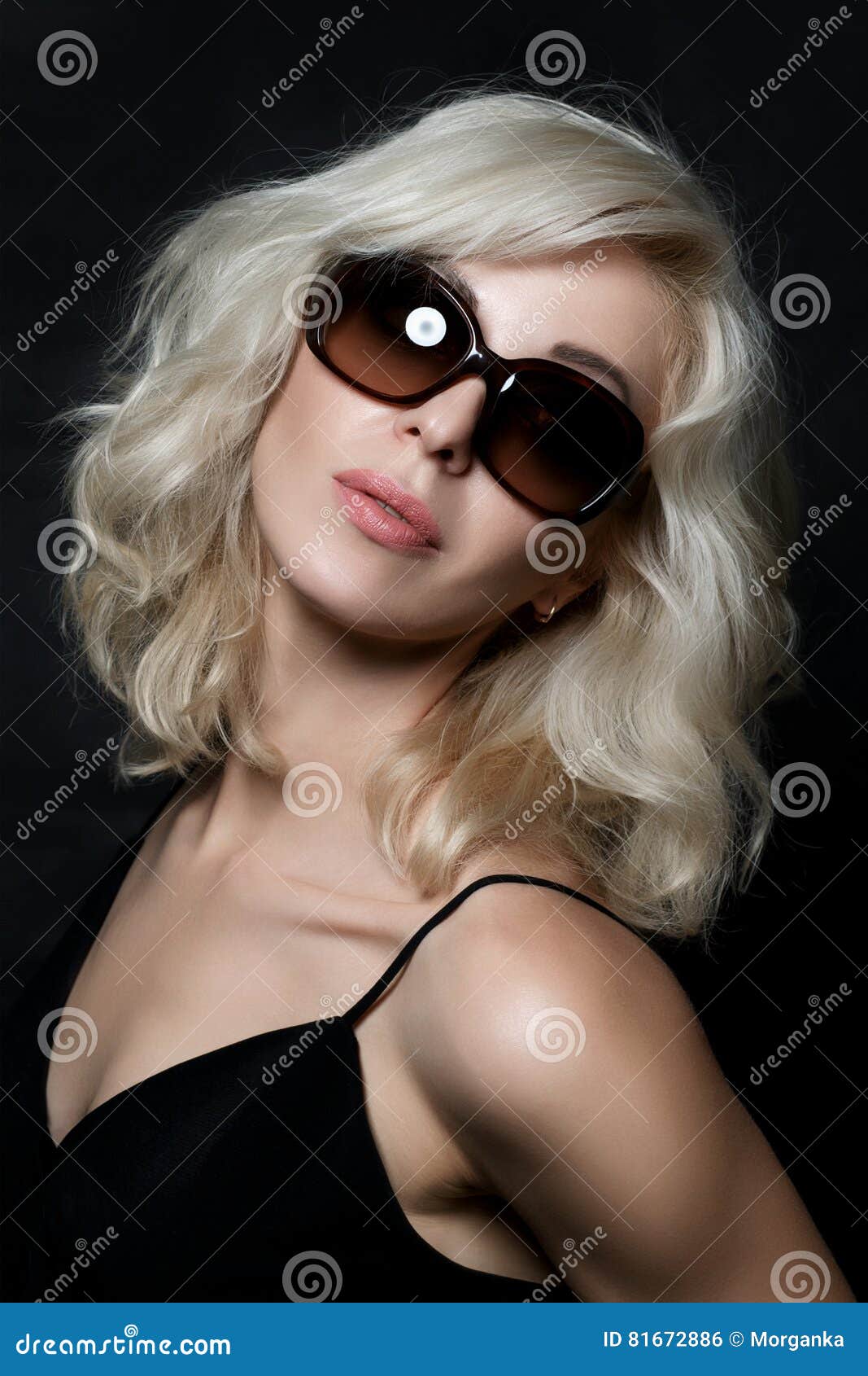 Gafas De Sol Que Llevan De La Mujer Rubia Hermosa Foto De Archivo