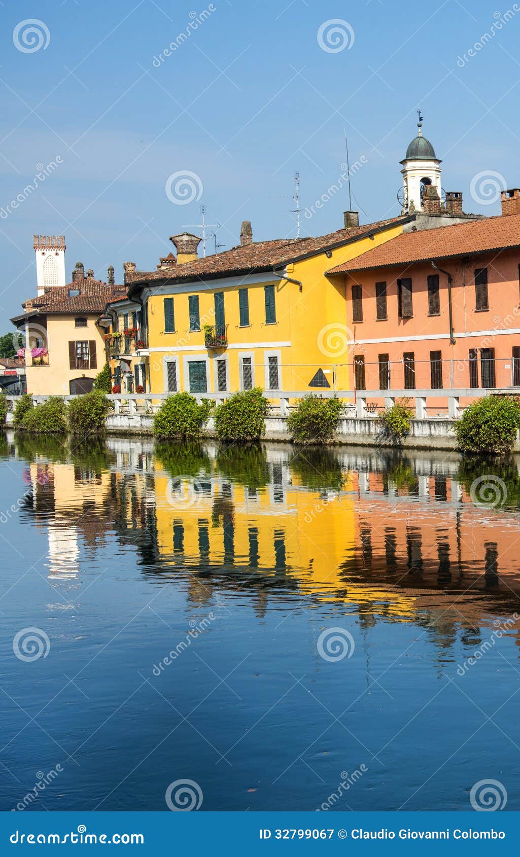 Gaggiano (Milano) immagine stock. Immagine di verticale - 32799067