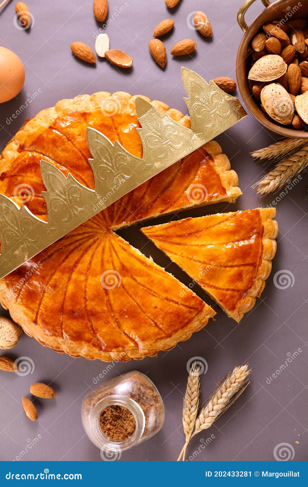Epiphany cake and crown stock image. Image of cream - 202433281