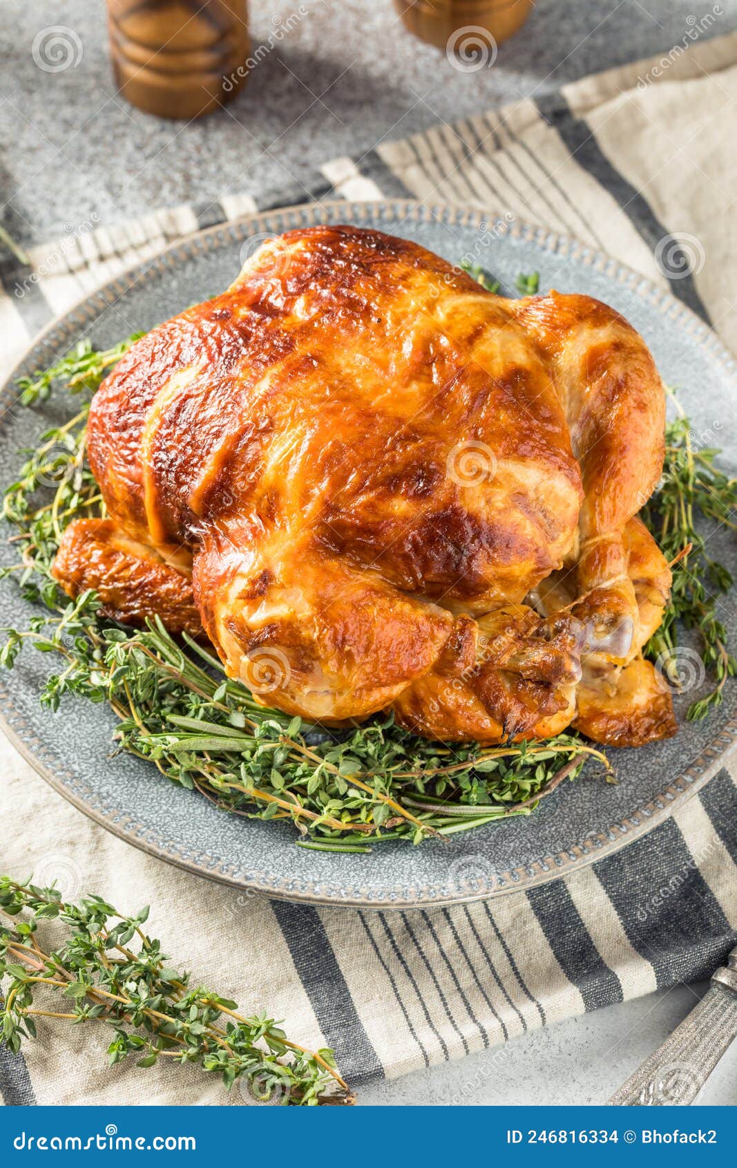 Galinha assada caseira foto de stock. Imagem de rotisserie - 246816334