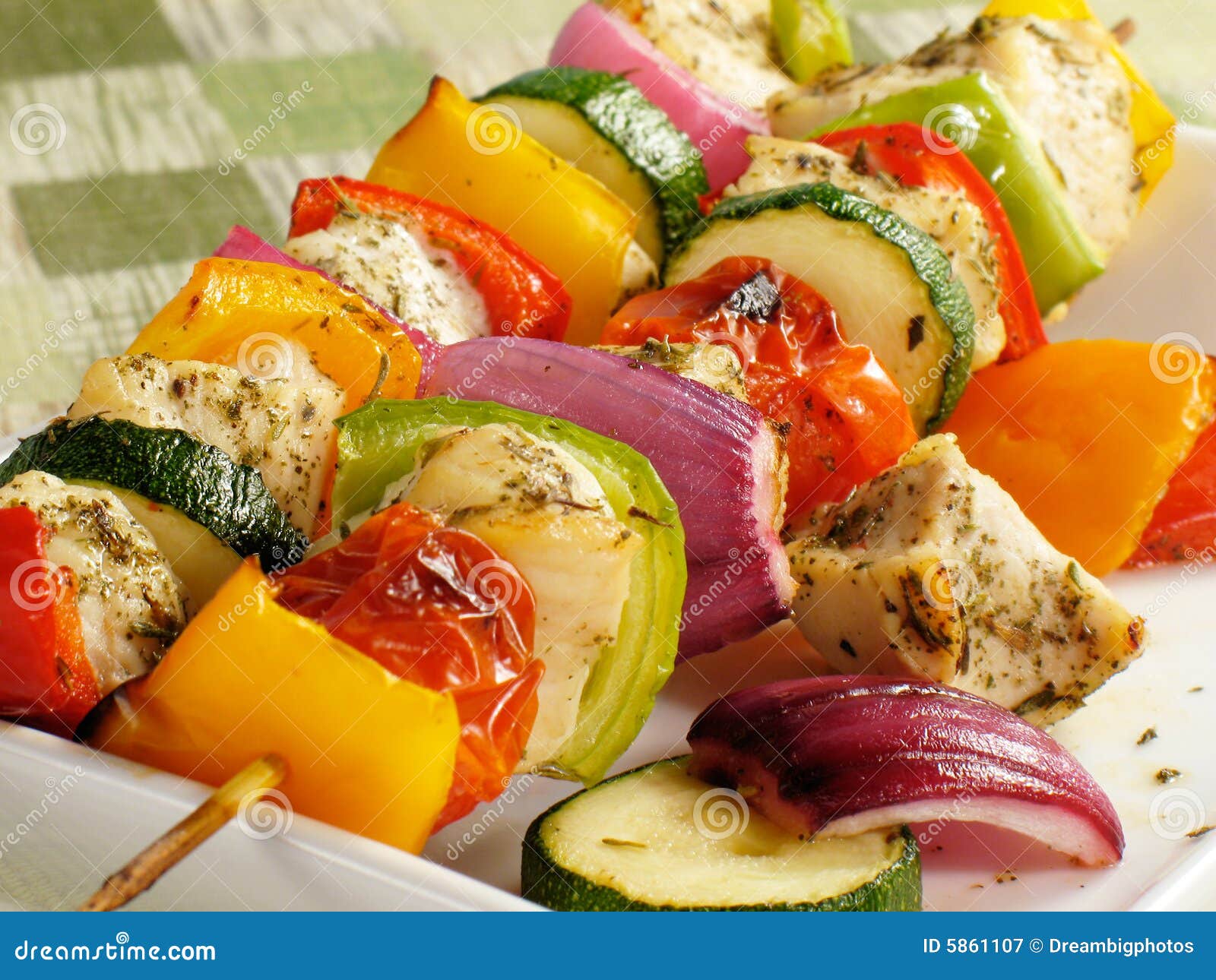 Galinha colorida Kebabs imagem de stock. Imagem de galinha - 5861107