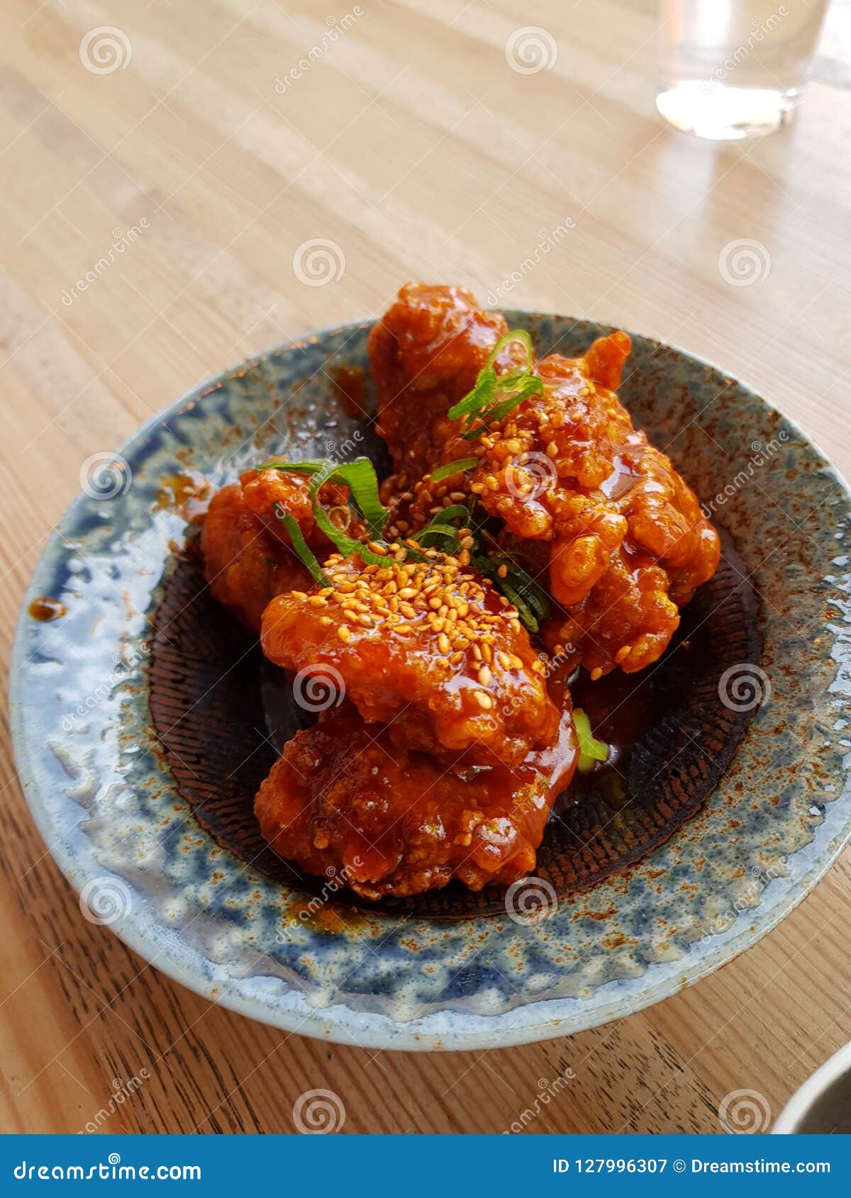 Galinha fritada coreana imagem de stock. Imagem de picante - 127996307