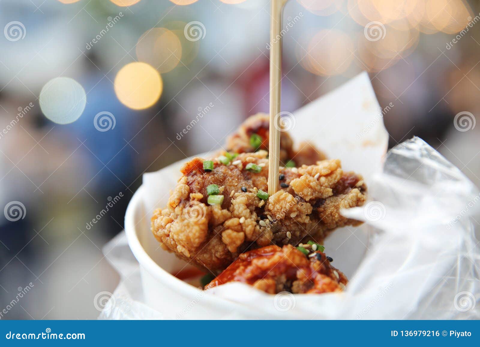 Galinha fritada coreana foto de stock. Imagem de dourado - 136979216