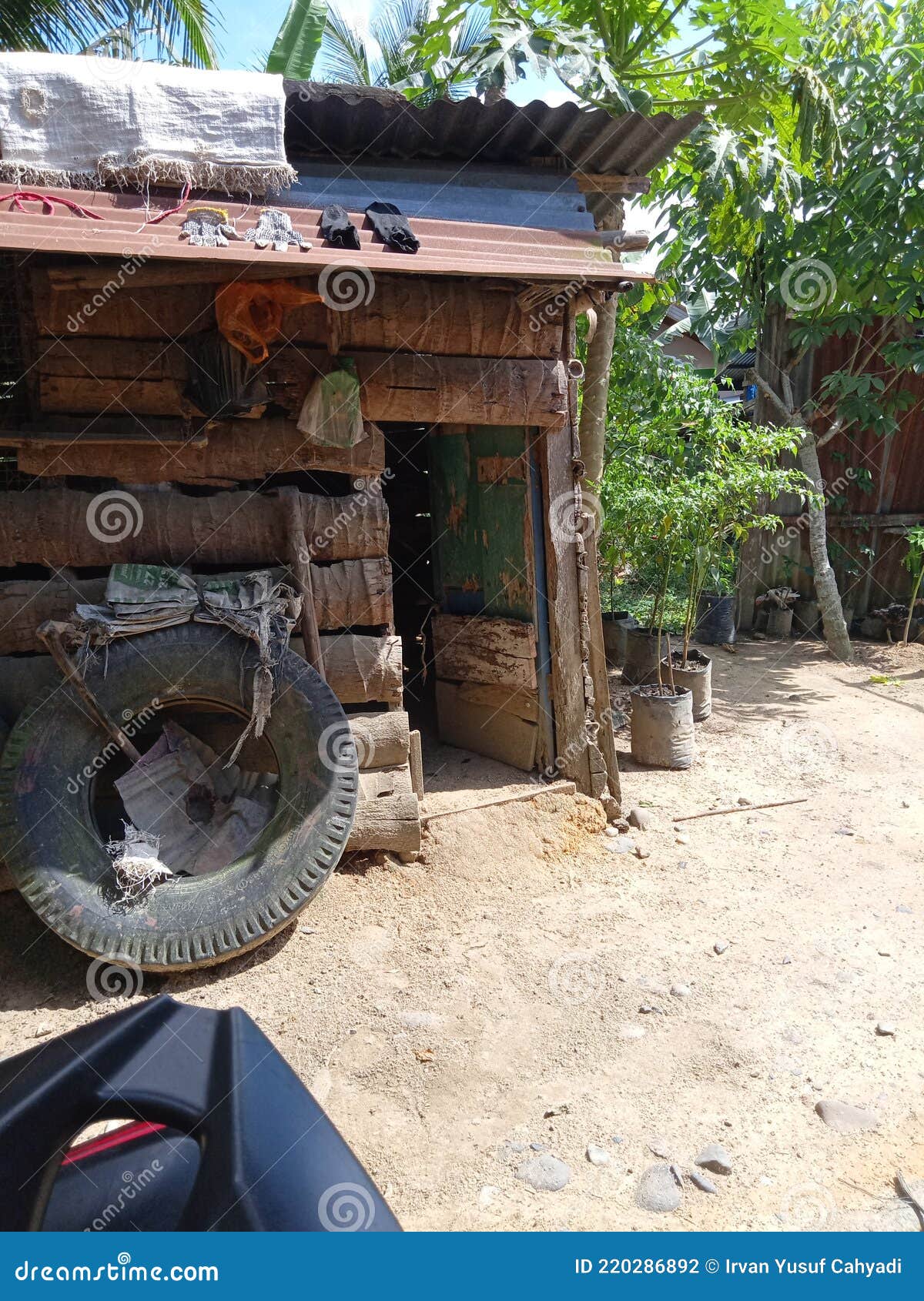 Galinheiro Simples Feito De Madeira E Placas Foto de Stock - Imagem de ...