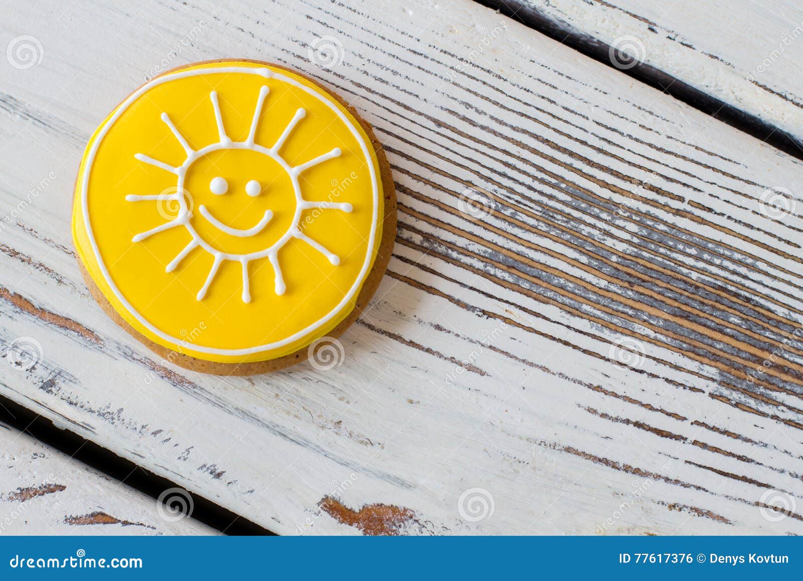 Galleta Con La Imagen Sonriente Del Sol Foto de archivo - Imagen de ...