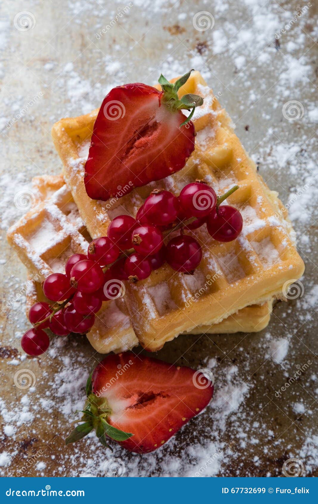Galleta Con Las Frutas En La Placa De Acero Imagen de archivo - Imagen ...