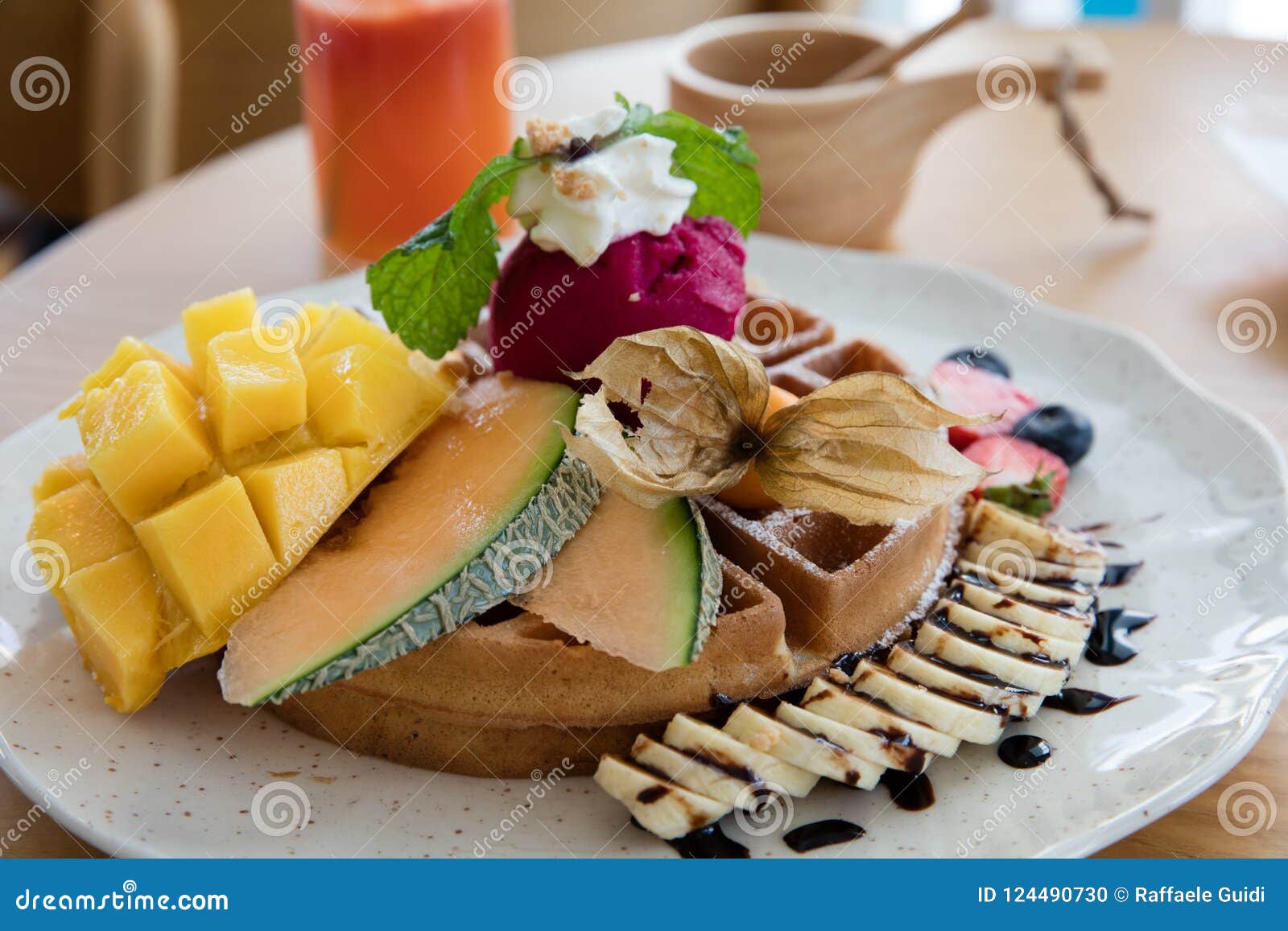 Galleta Con Las Frutas Tropicales Foto de archivo - Imagen de kiwi ...