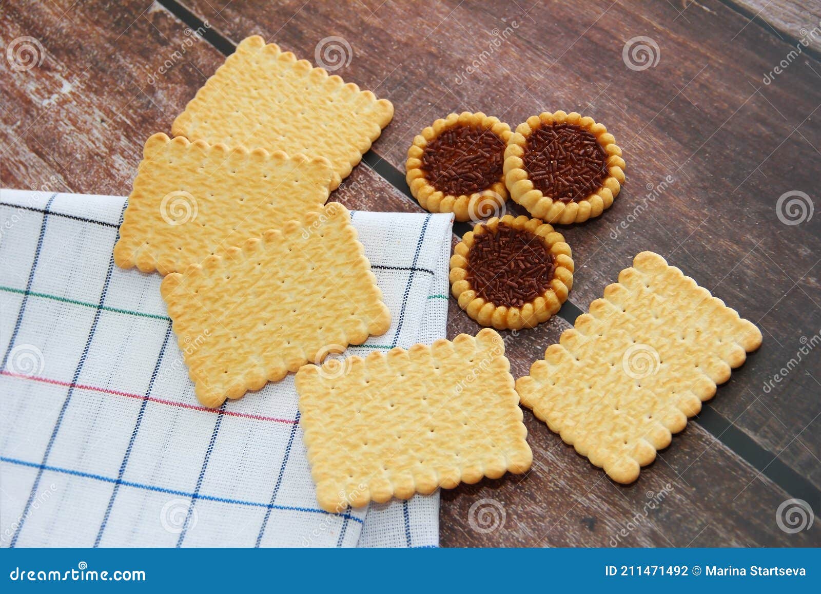 Galleta Cuadrada Salada Y Galletas Dulces Foto de archivo - Imagen de ...
