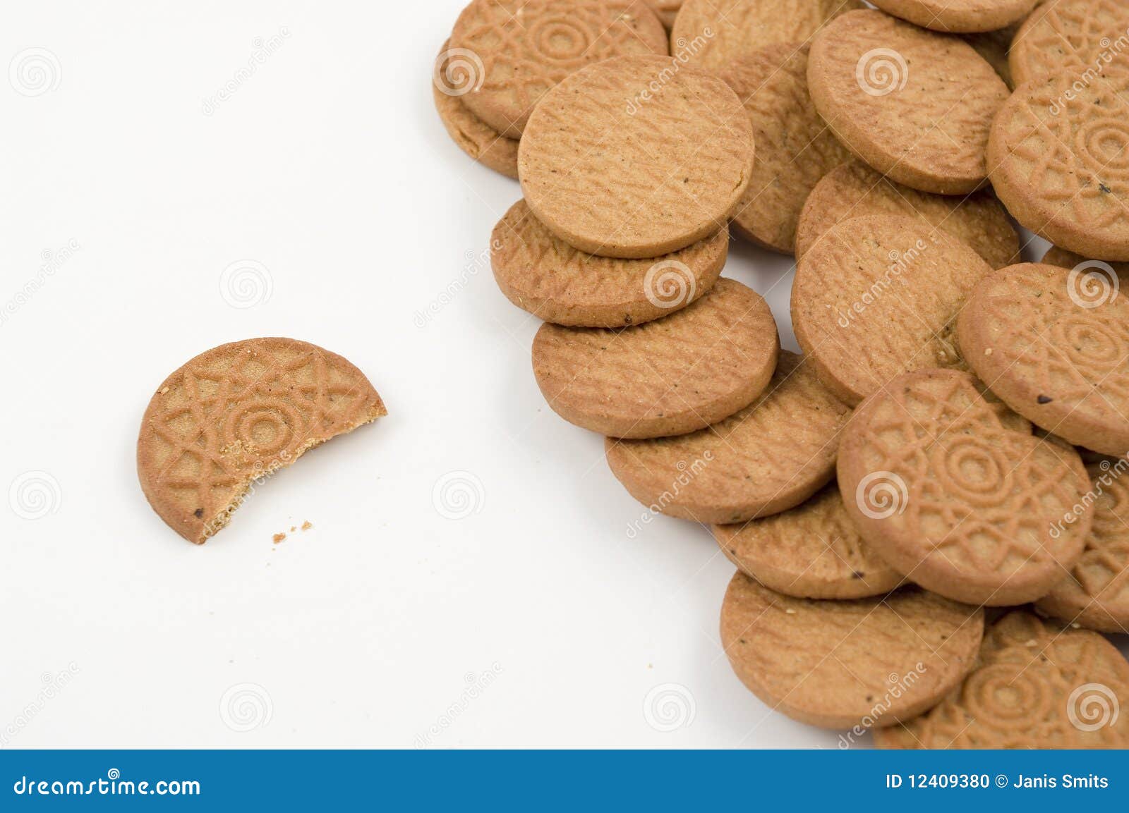 Galleta mordida. foto de archivo. Imagen de aislado, frente - 12409380