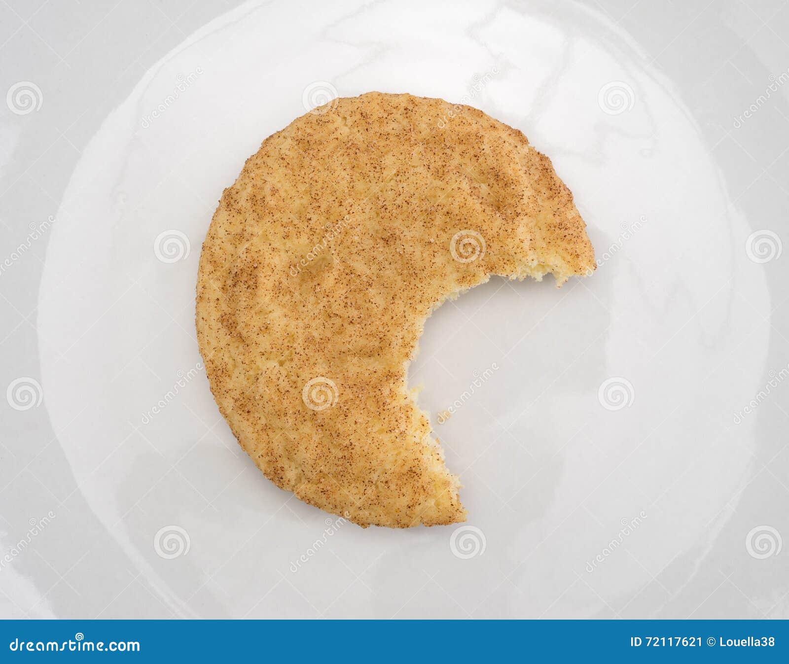 Galleta Mordida Del Snickerdoodle En Una Placa Imagen de archivo ...