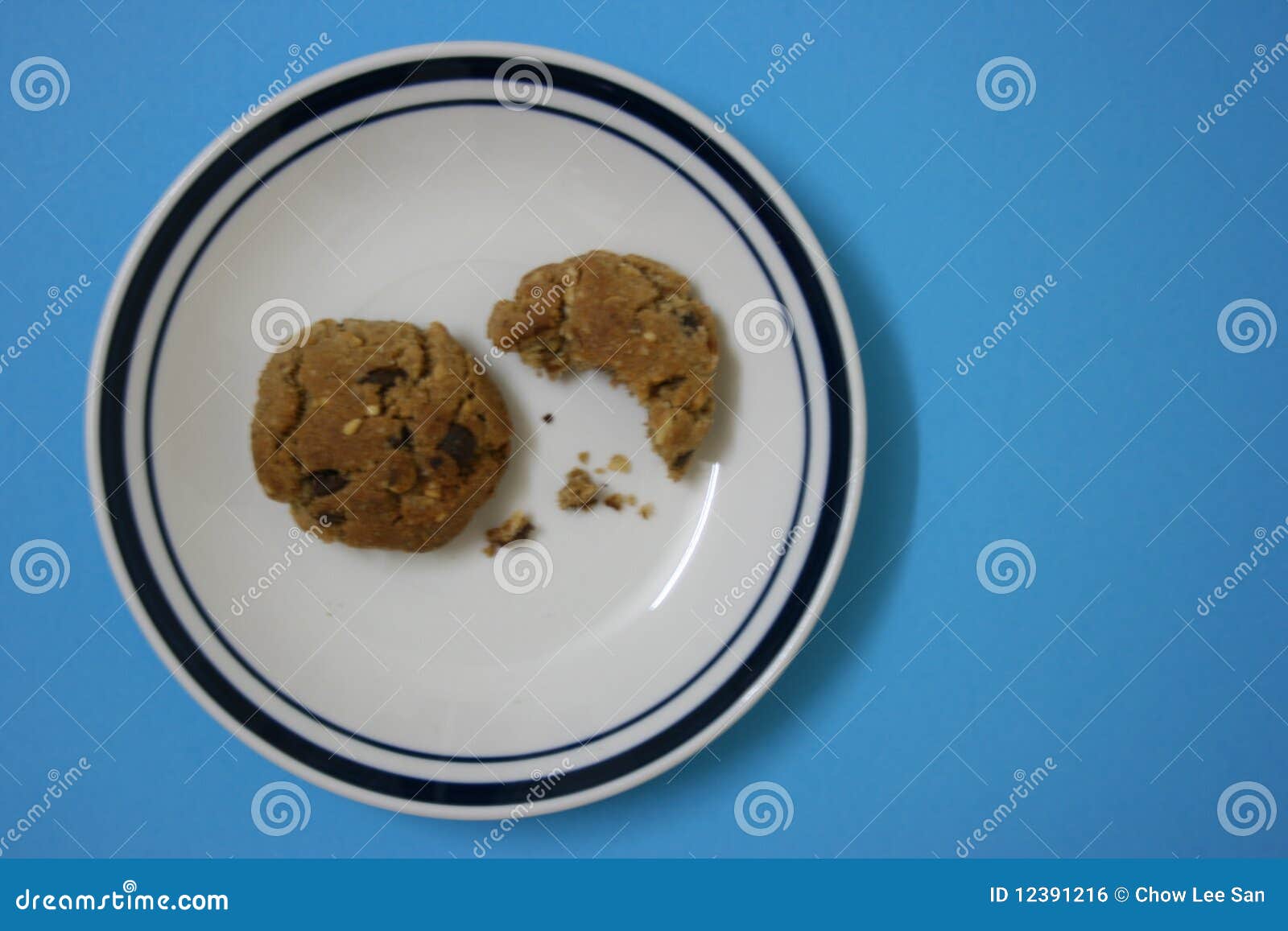 Galleta mordida mitad foto de archivo. Imagen de relaje - 12391216