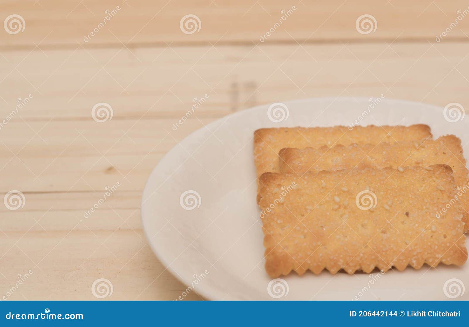 Galletas Cracker En Placa Blanca Foto de archivo - Imagen de migas ...