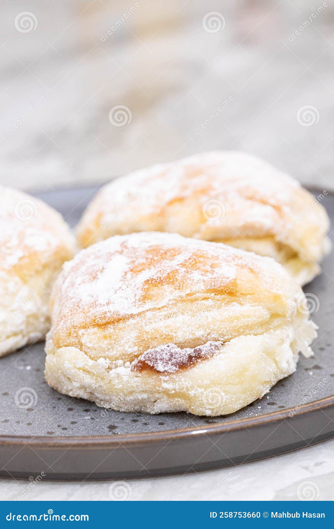 Galletas Crujientes Caseras Rellenas De Mermelada Foto de archivo ...