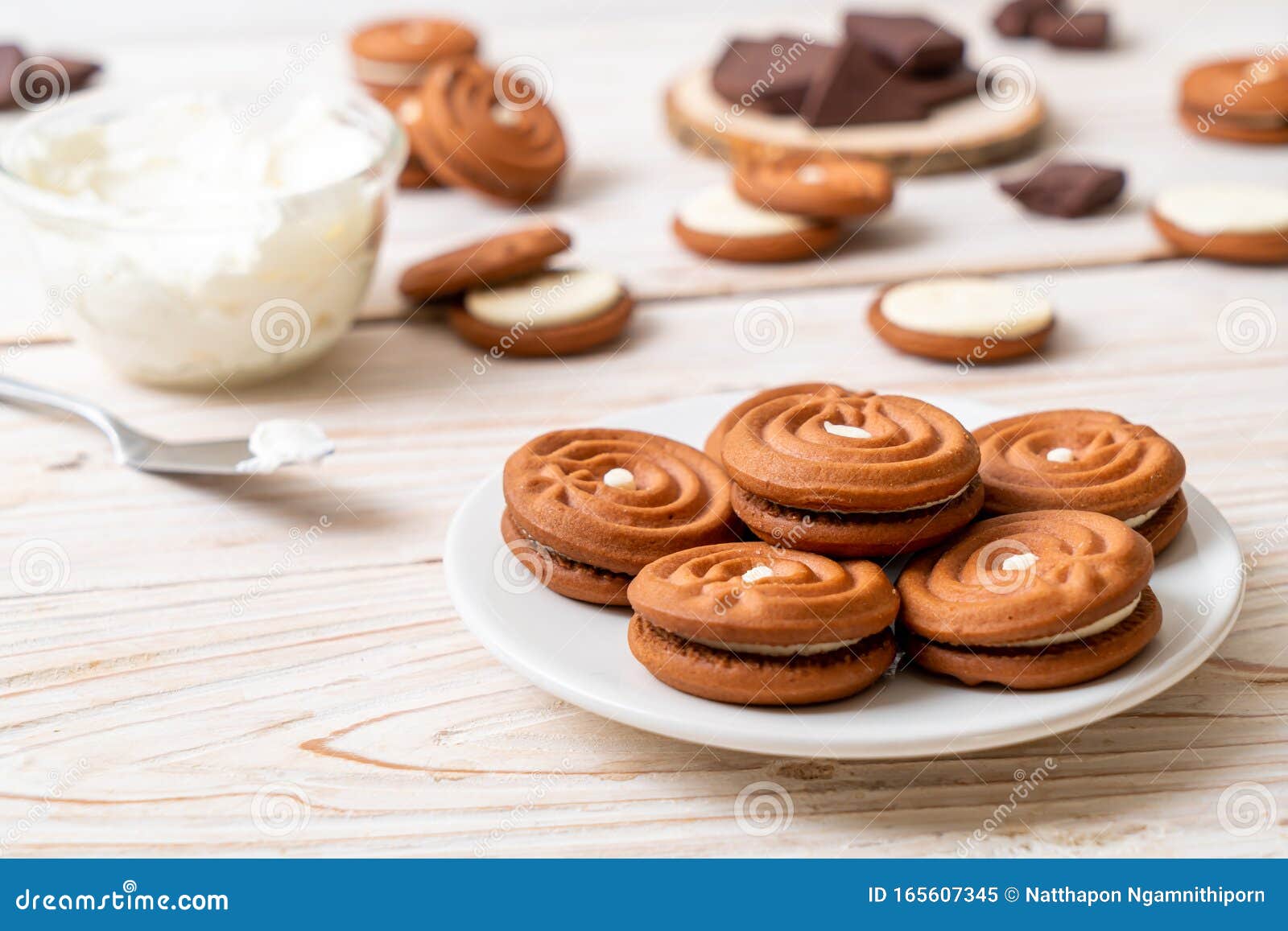 Galletas De Chocolate Con Crema Imagen de archivo - Imagen de llenado ...