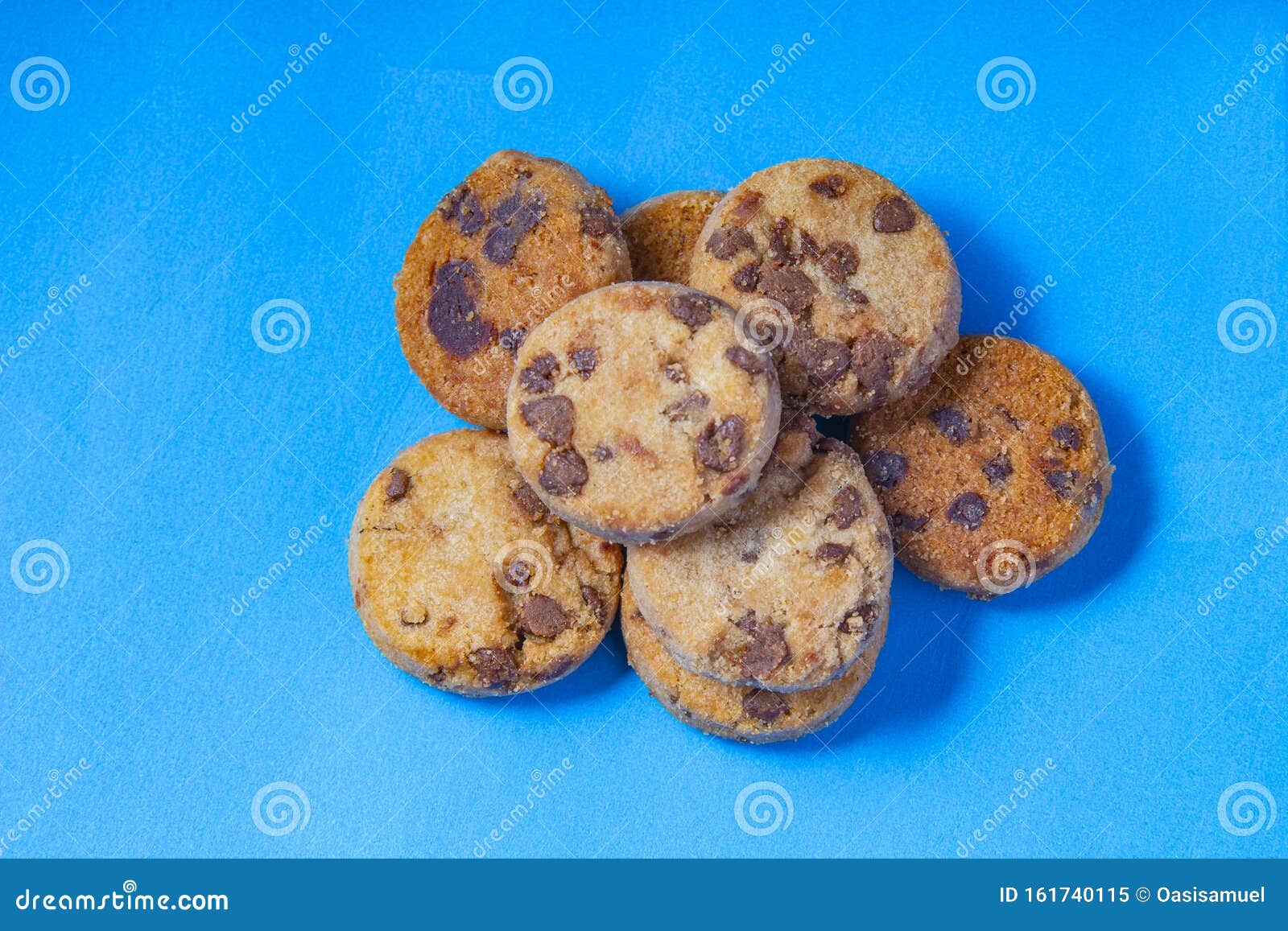 Galletas De Chocolate Con Fondo Azul Imagen de archivo - Imagen de ...