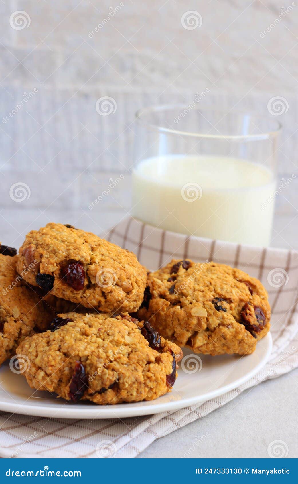 Galletas De Vaquero Y Leche Foto de archivo - Imagen de casero ...