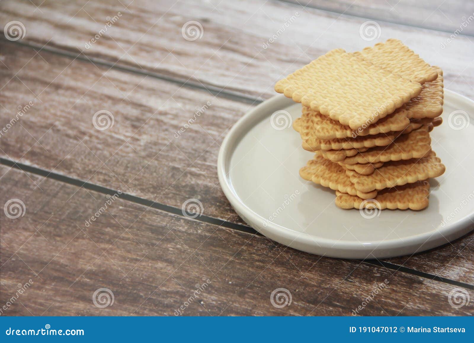 Galletas Dulces Cuadradas Secas En Placa Foto de archivo - Imagen de ...