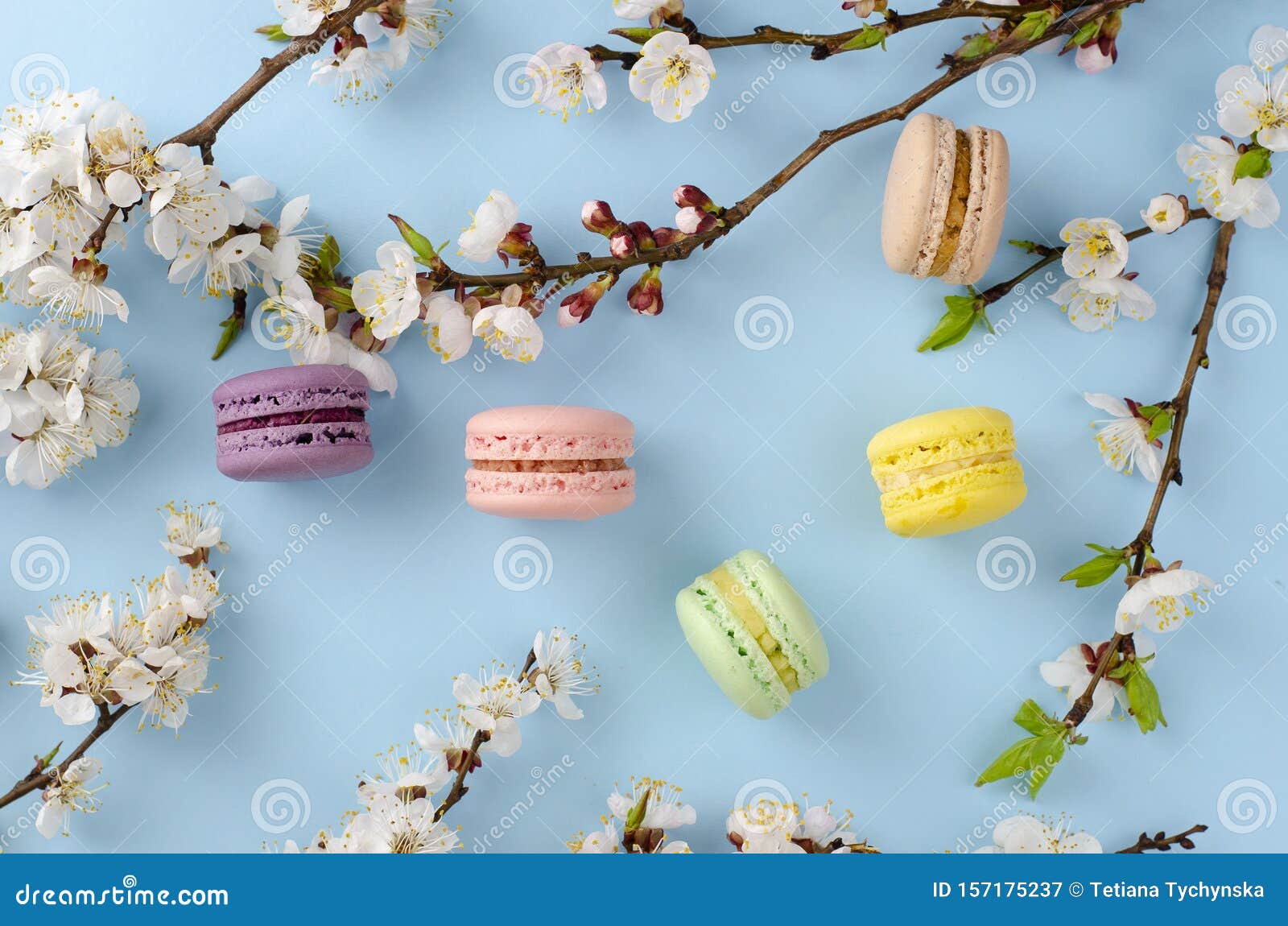Galletas Dulces Y Coloridas Macarons O Macarons Imagen de archivo ...