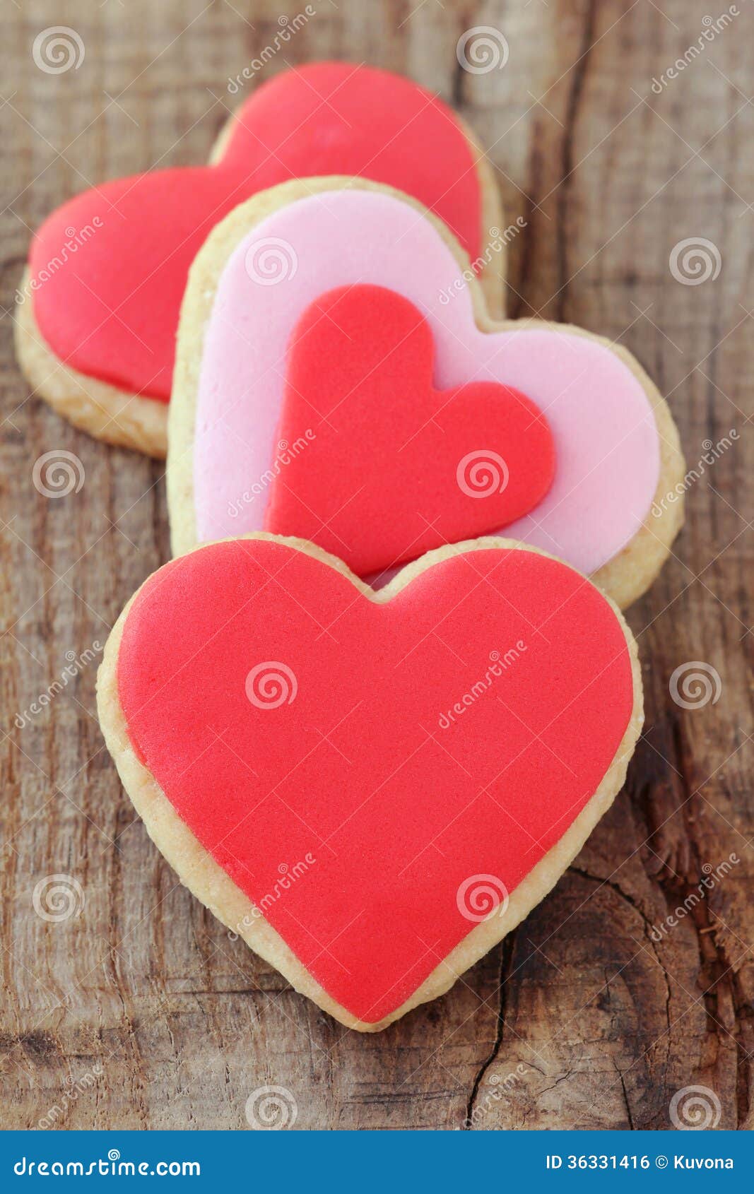 Galletas En Forma De Corazón Rojas Foto de archivo - Imagen de ...