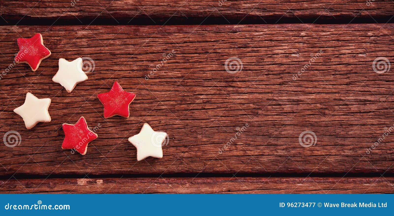 Galletas Rojas Y Blancas En La Tabla Imagen de archivo - Imagen de ...