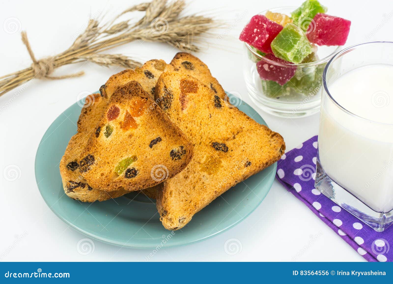 Galletas Secas Con La Fruta Escarchada Y Las Pasas Foto de archivo ...