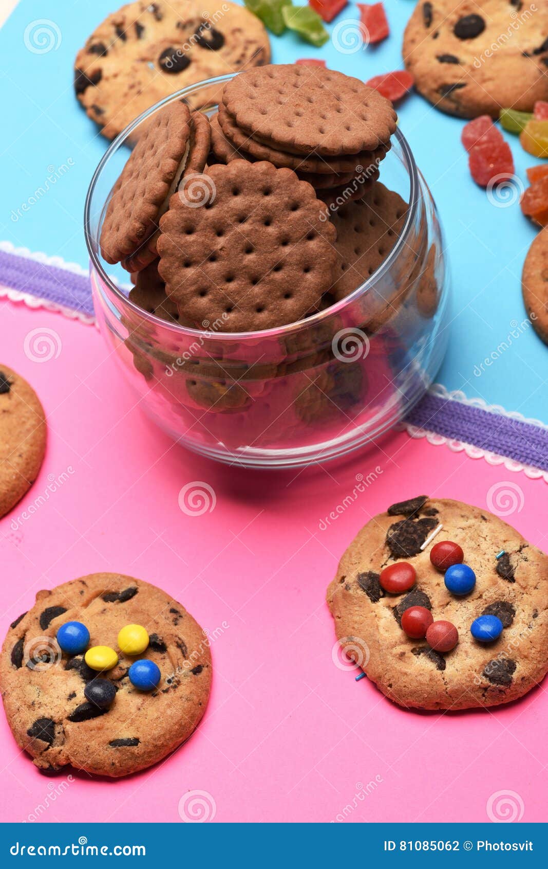 Galletas Y Dulces Del Microprocesador De Chocolate Foto de archivo ...