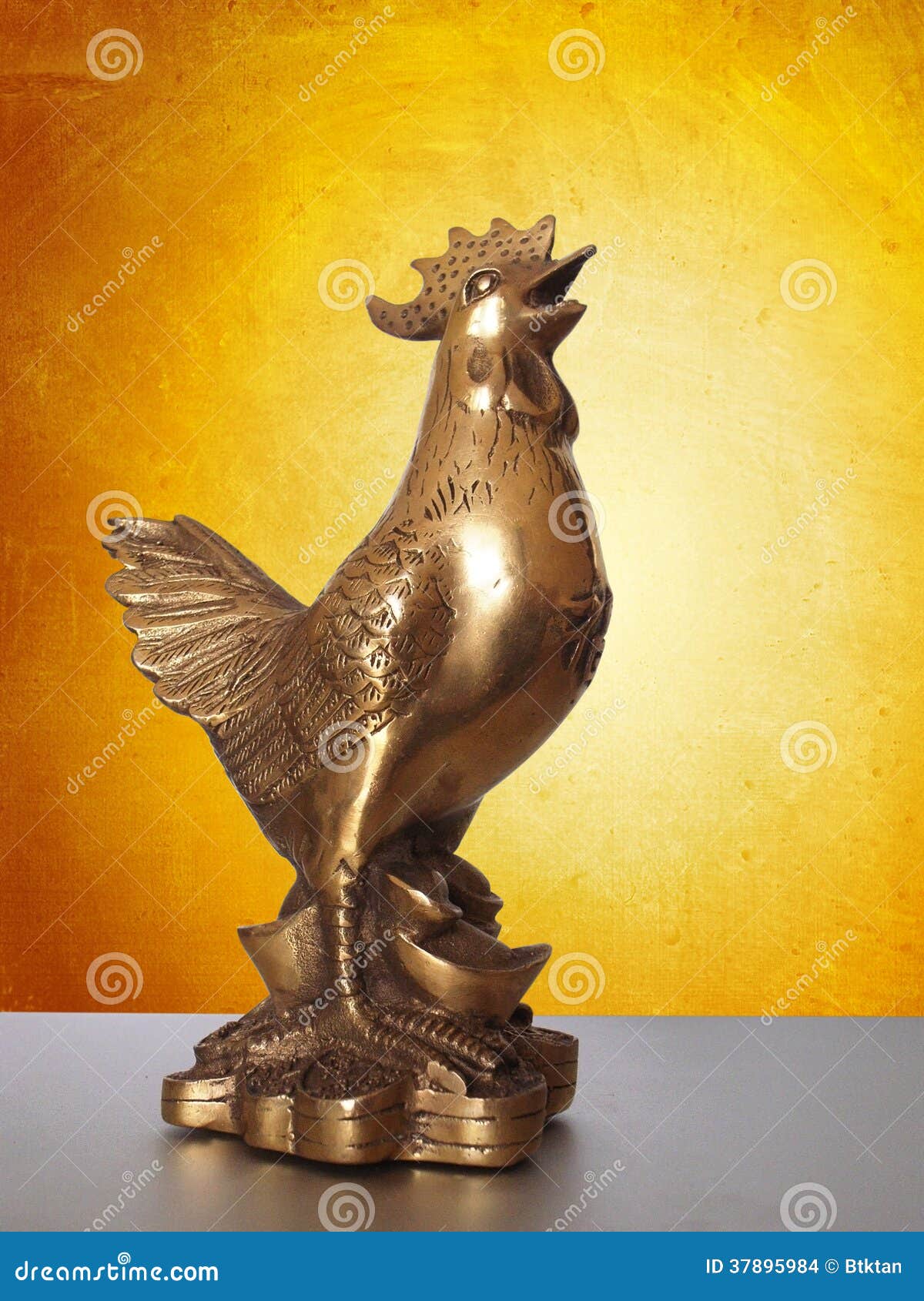Gallo de oro foto de archivo. Imagen de bueno, zodiaco - 37895984