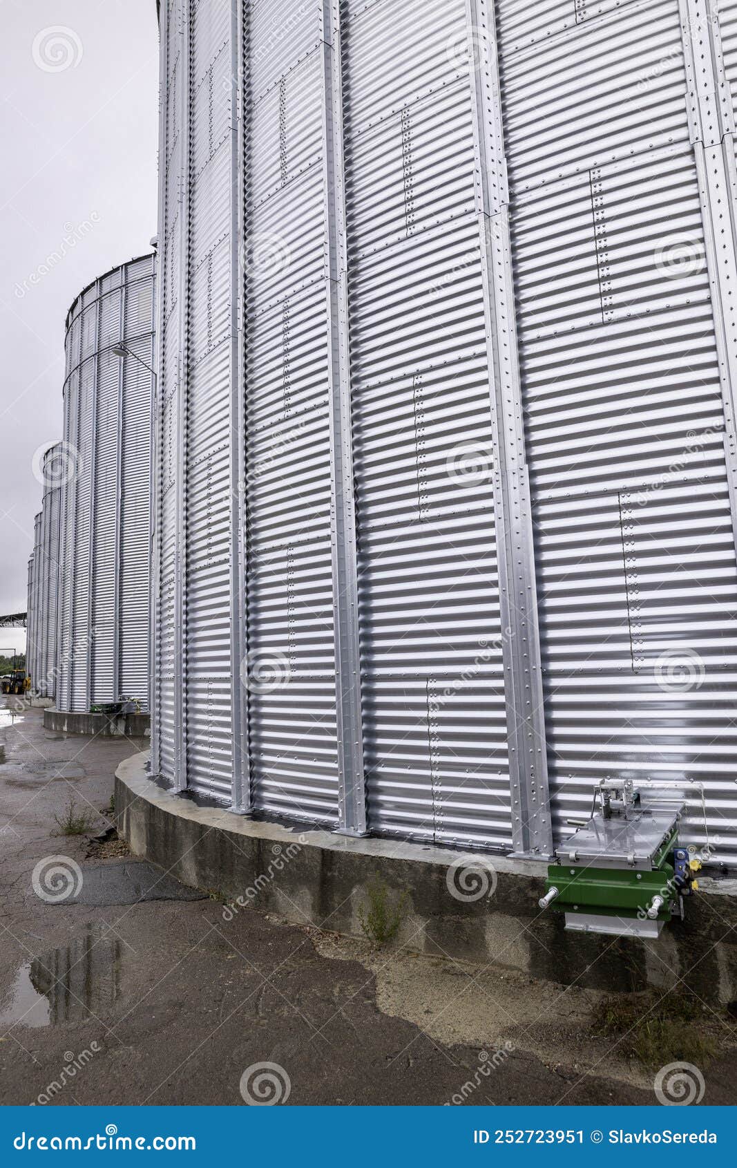 Galvanized Steel Silos for Grain Storage Stock Image - Image of tower ...