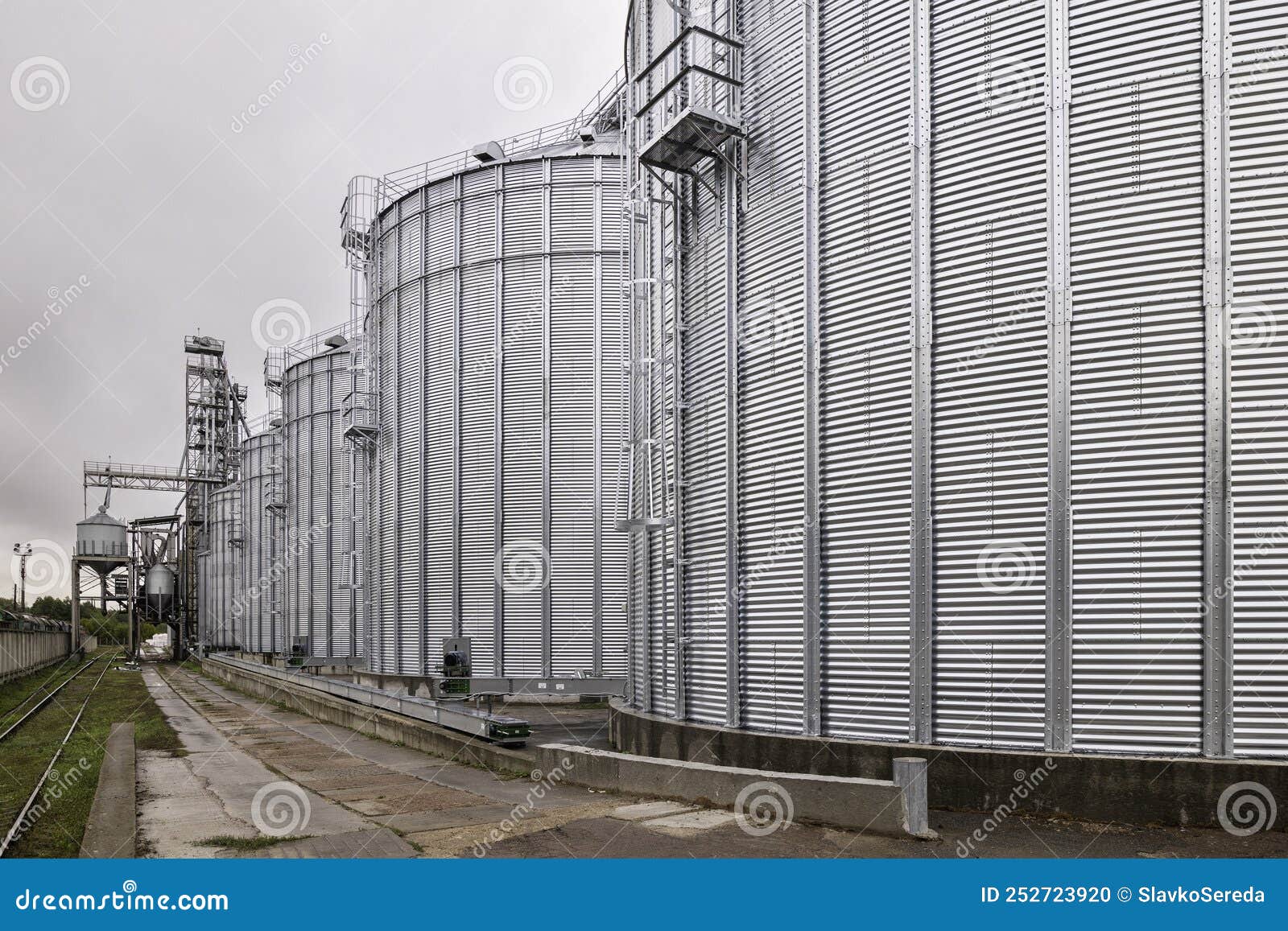 Galvanized Steel Silos for Grain Storage. Railway Access Roads for ...