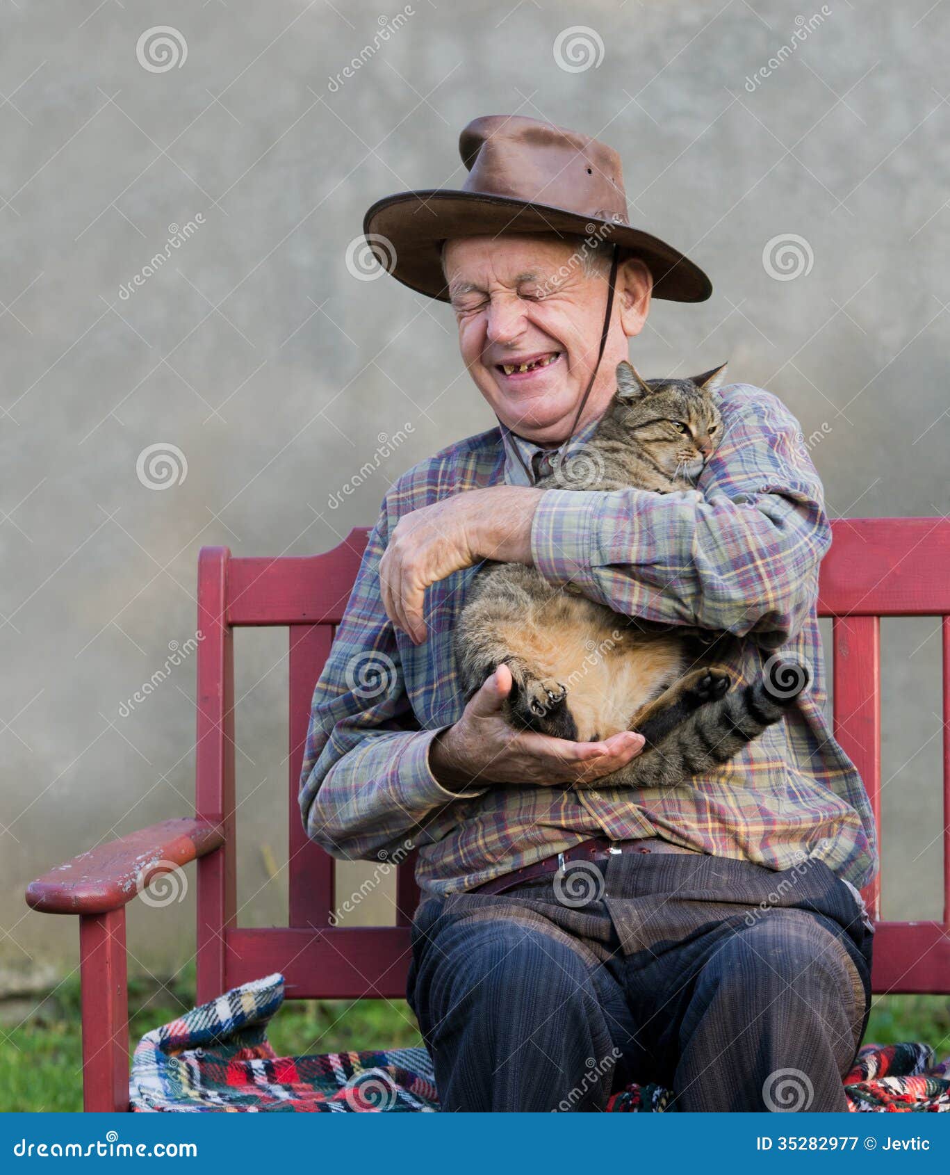 Gamal man med katten fotografering för bildbyråer. Bild av varv - 35282977