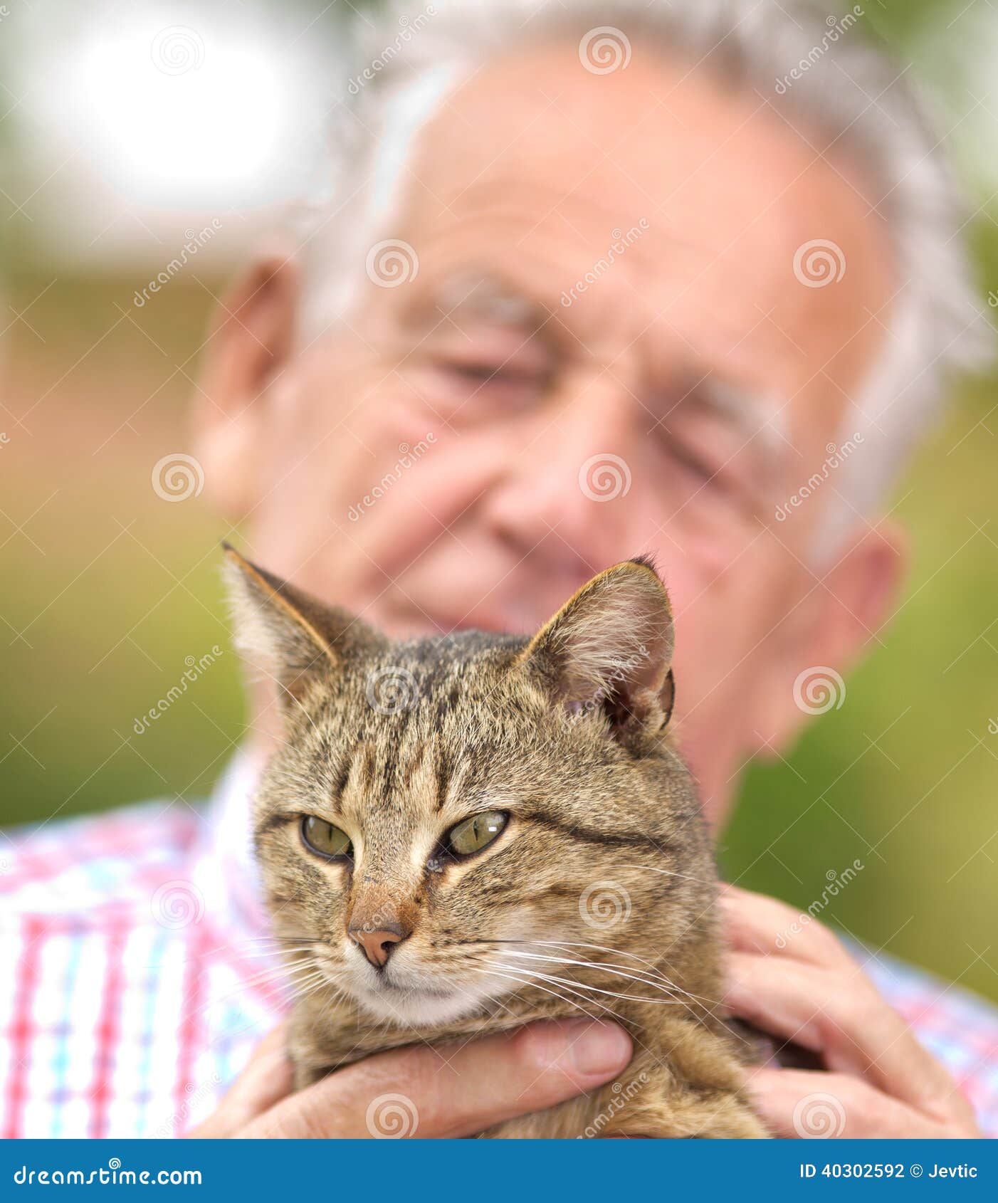Gamal man med katten arkivfoto. Bild av utomhus, roligt - 40302592