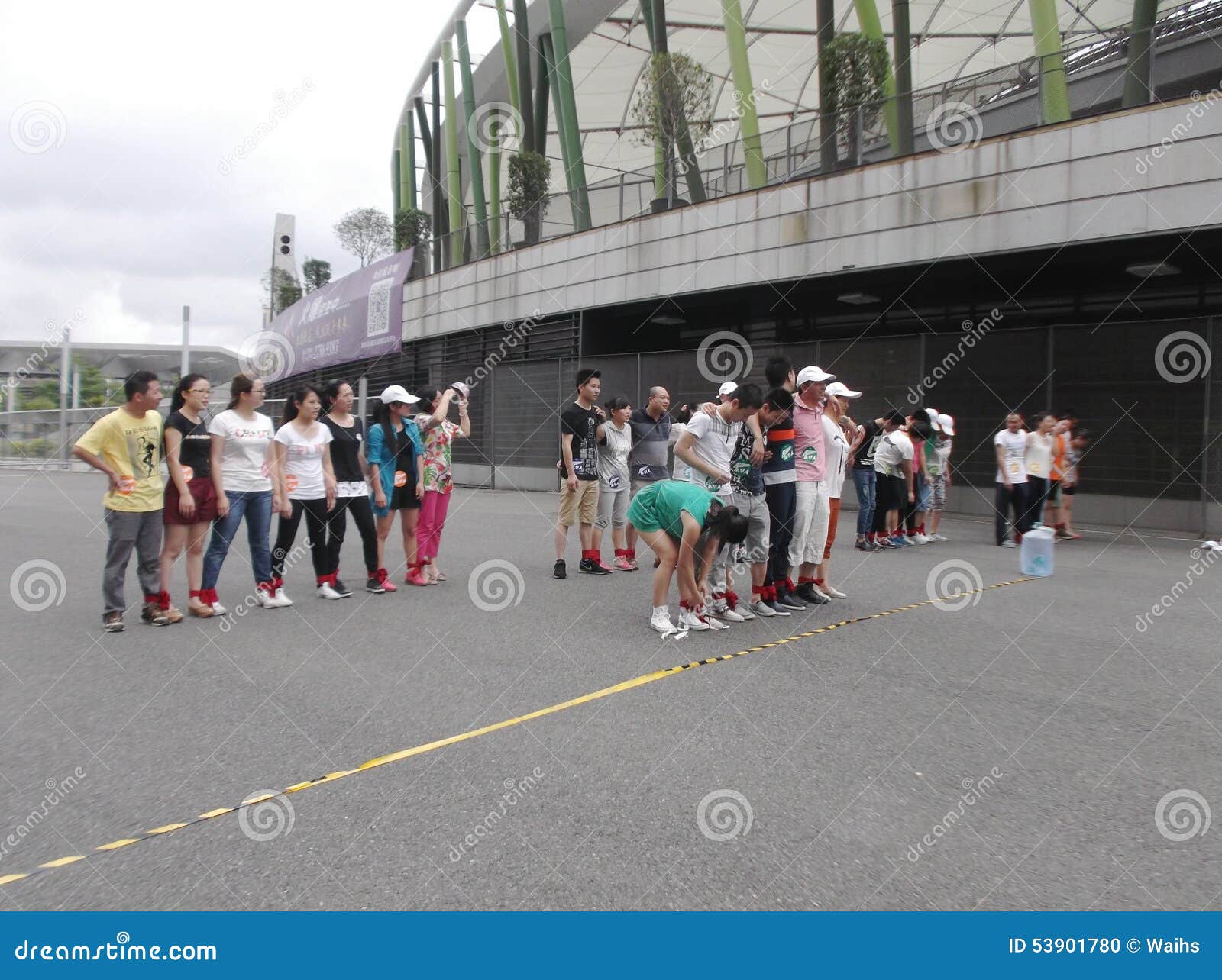 Gambe Correnti Della Gente Legate Insieme Immagine Editoriale ...