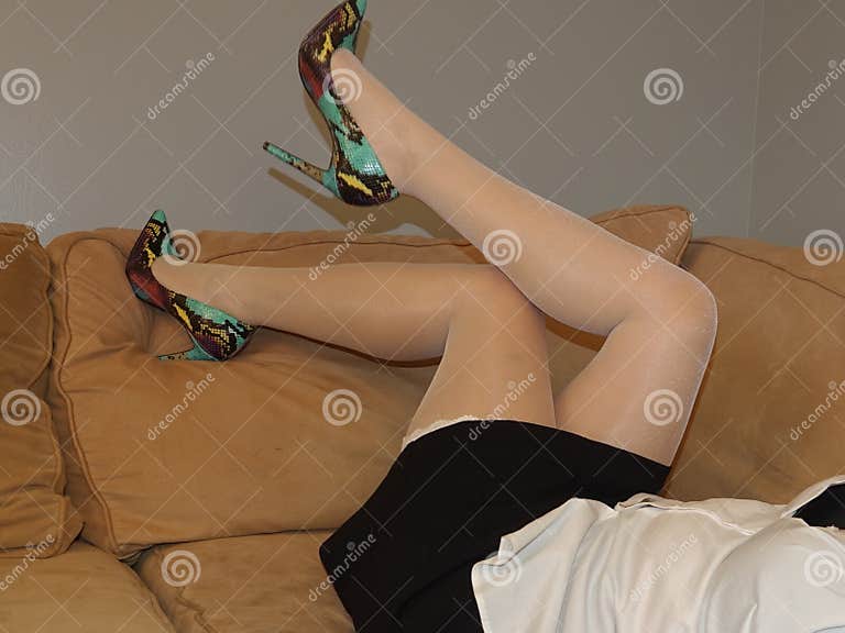 Gambe Del ` S Delle Donne In Collant E Tacchi Alti Puri Immagine Stock
