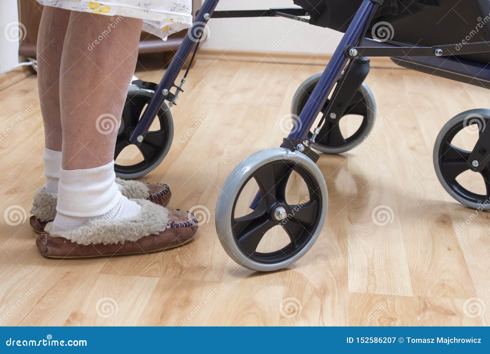 Gambe Di Una Donna Molto Anziana in Calzini E Pantofole Bianchi La ... Gambe Di Una Donna Molto Anziana in Calzini E Pantofole Bianchi La ...