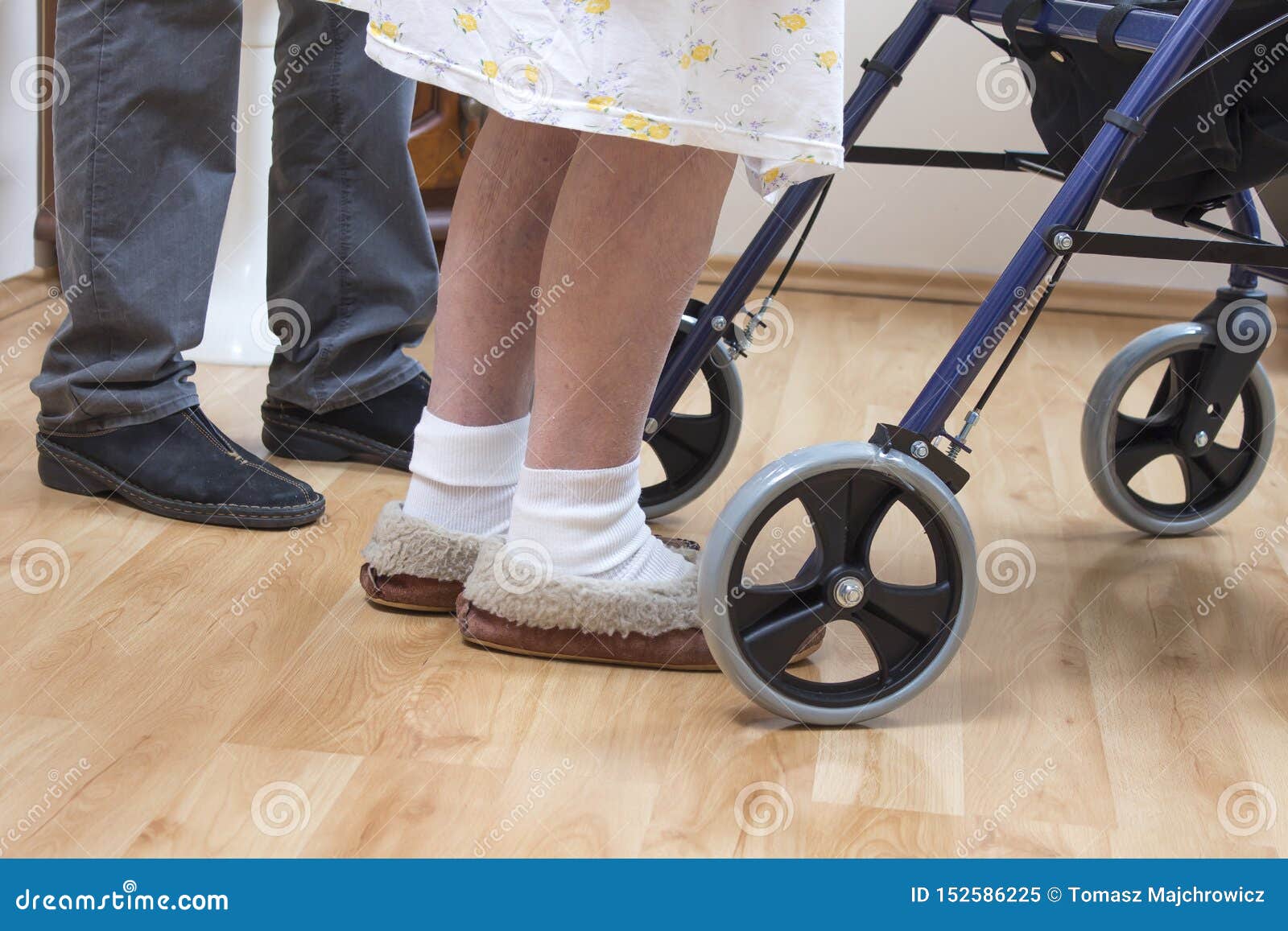 Gambe Di Una Donna Molto Anziana in Calzini E Pantofole Bianchi La ... Gambe Di Una Donna Molto Anziana in Calzini E Pantofole Bianchi La ...