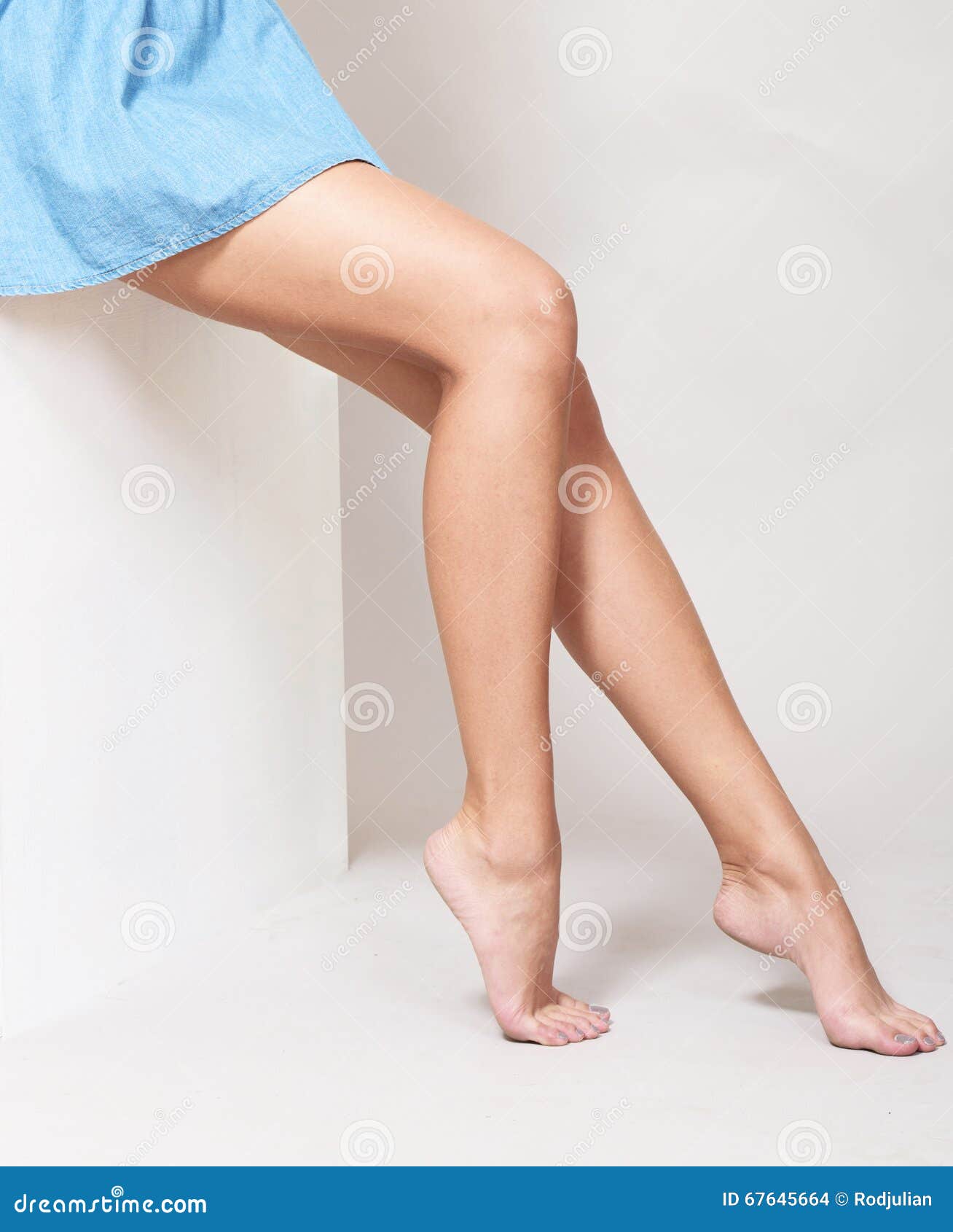 Gambe femminili fotografia stock. Immagine di bello, modello - 67645664