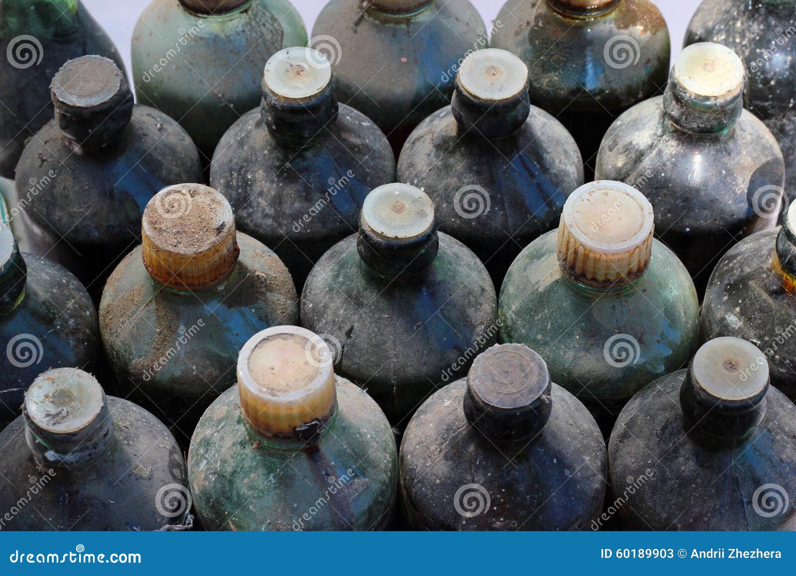 Gamla dammiga flaskor fotografering för bildbyråer. Bild av gammalt ...