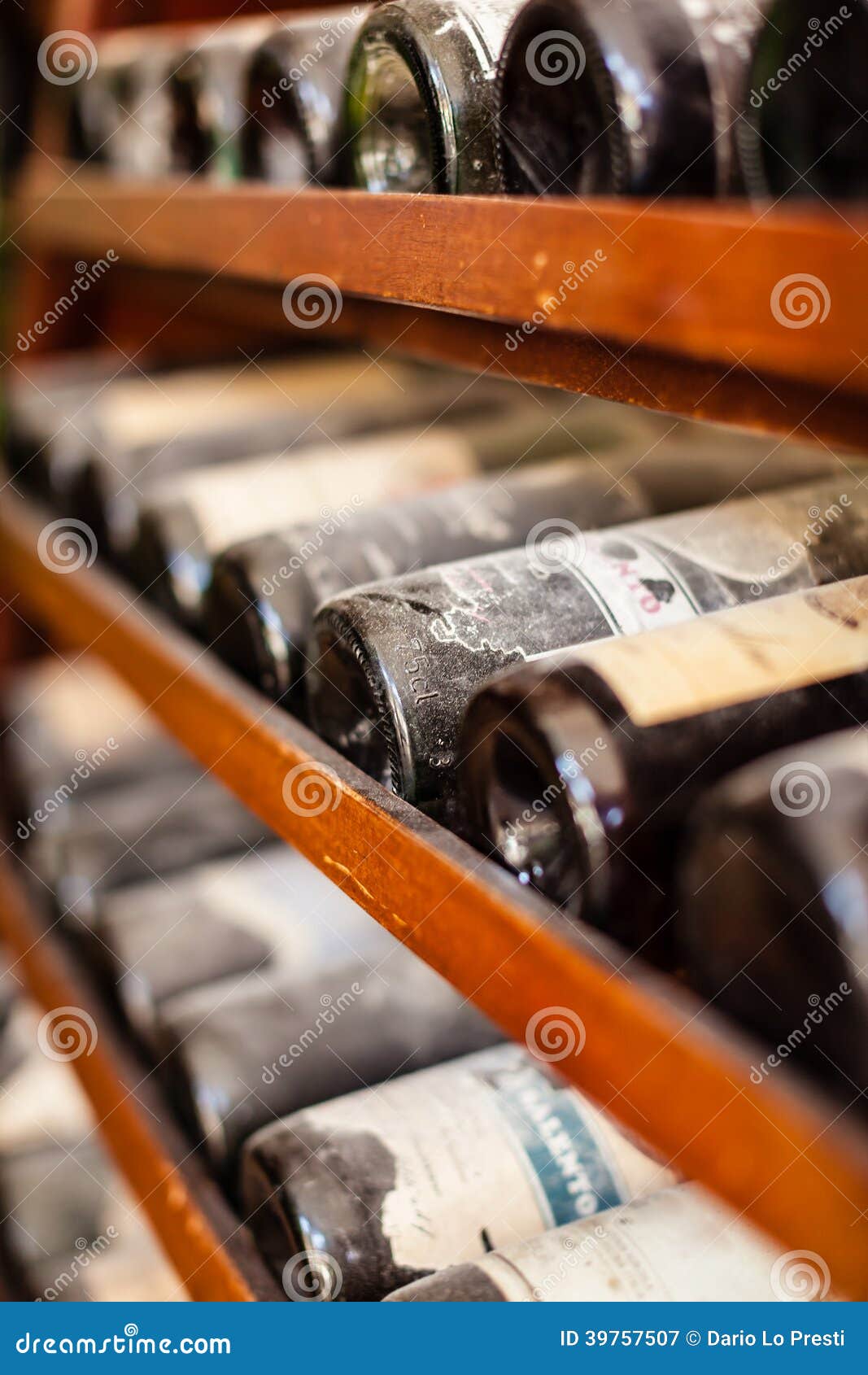 Gamla flaskor fotografering för bildbyråer. Bild av restaurant - 39757507