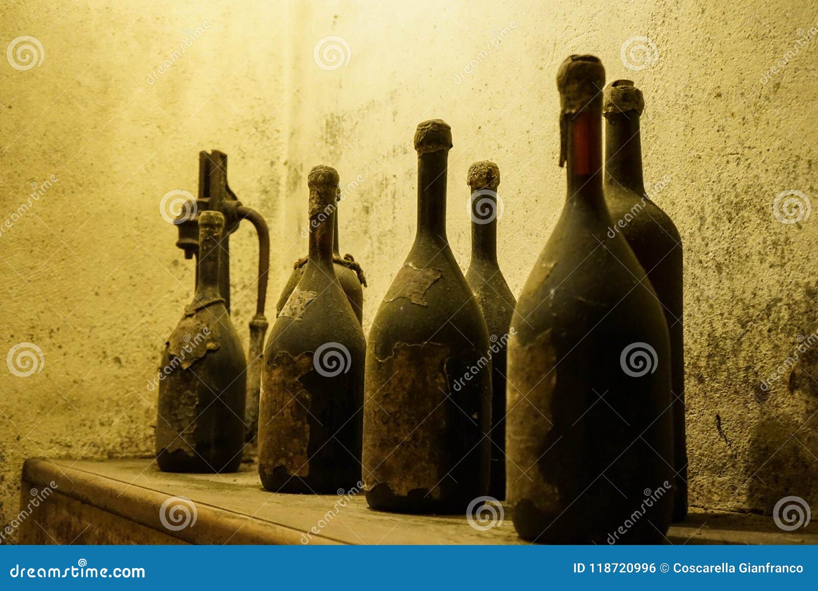 Gamla Flaskor Av Dammigt Vin Arkivfoto - Bild av buteljerade ...