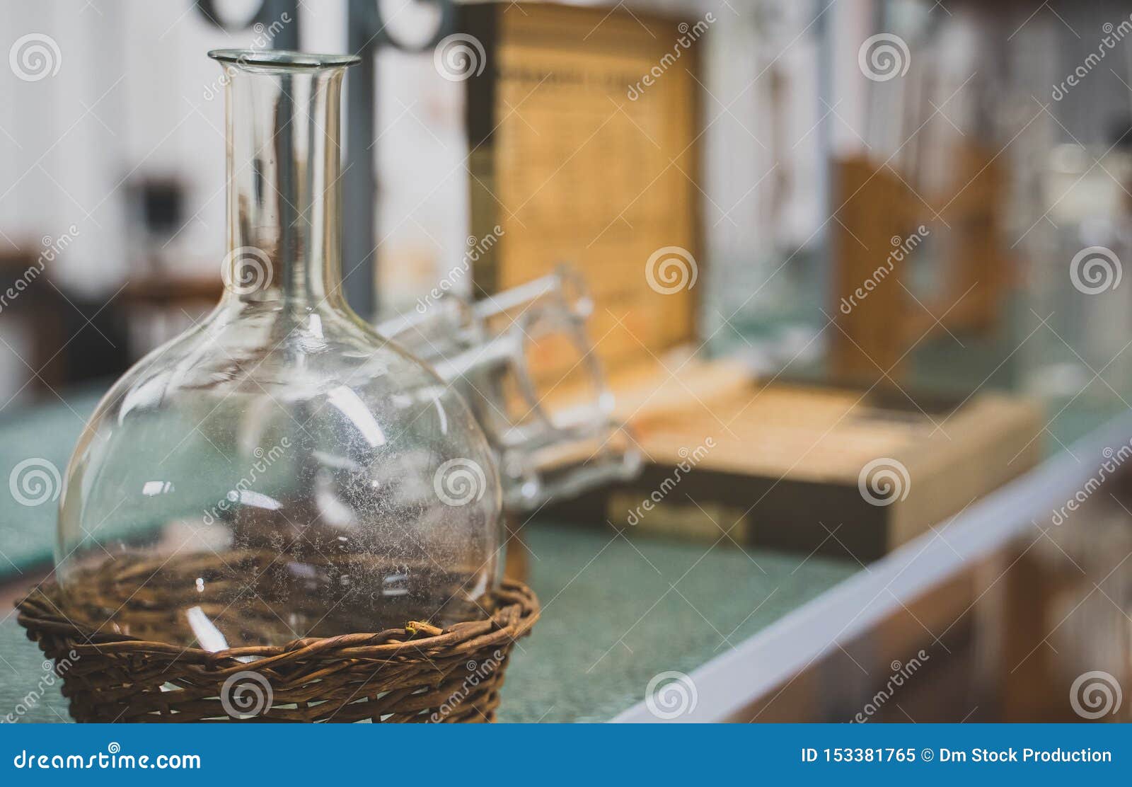 Gamla flaskor fotografering för bildbyråer. Bild av läkarundersökning ...